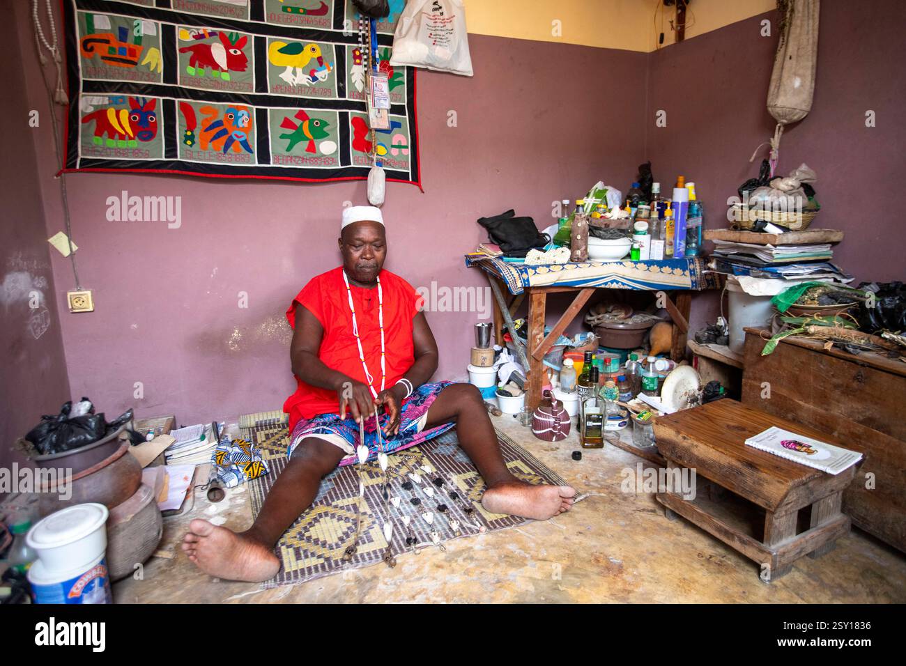 Fa-Orakelbefragung in Benin. 09.01.2025, BEN, Benin, Atlantic, Pahou ...