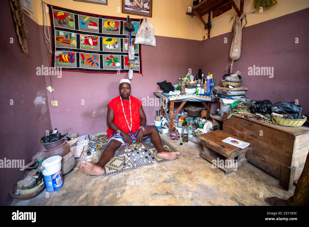 Fa-Orakelbefragung in Benin. 09.01.2025, BEN, Benin, Atlantic, Pahou ...