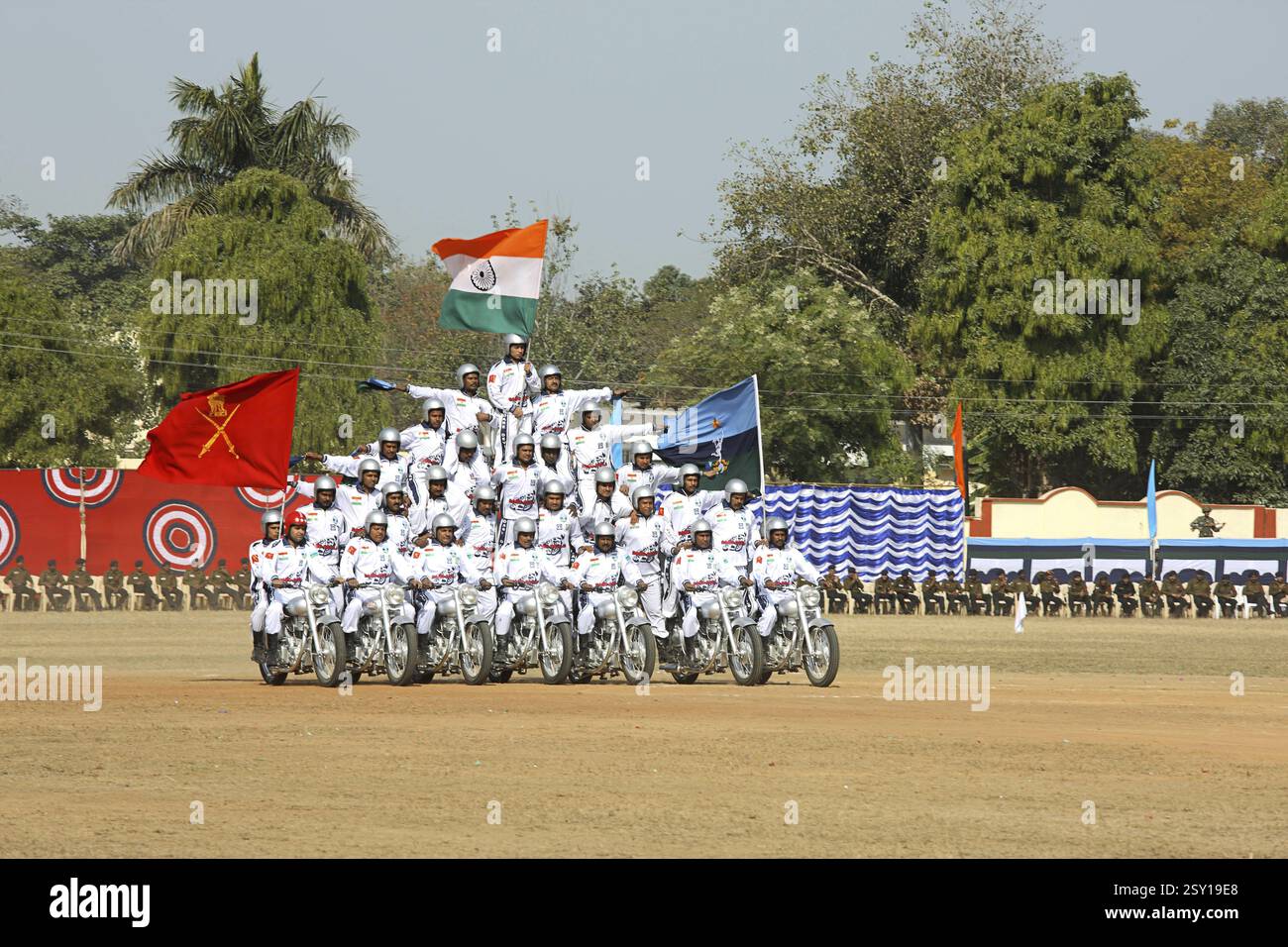 Indian Army performing Synchronised balancing act on motor cycles at ...
