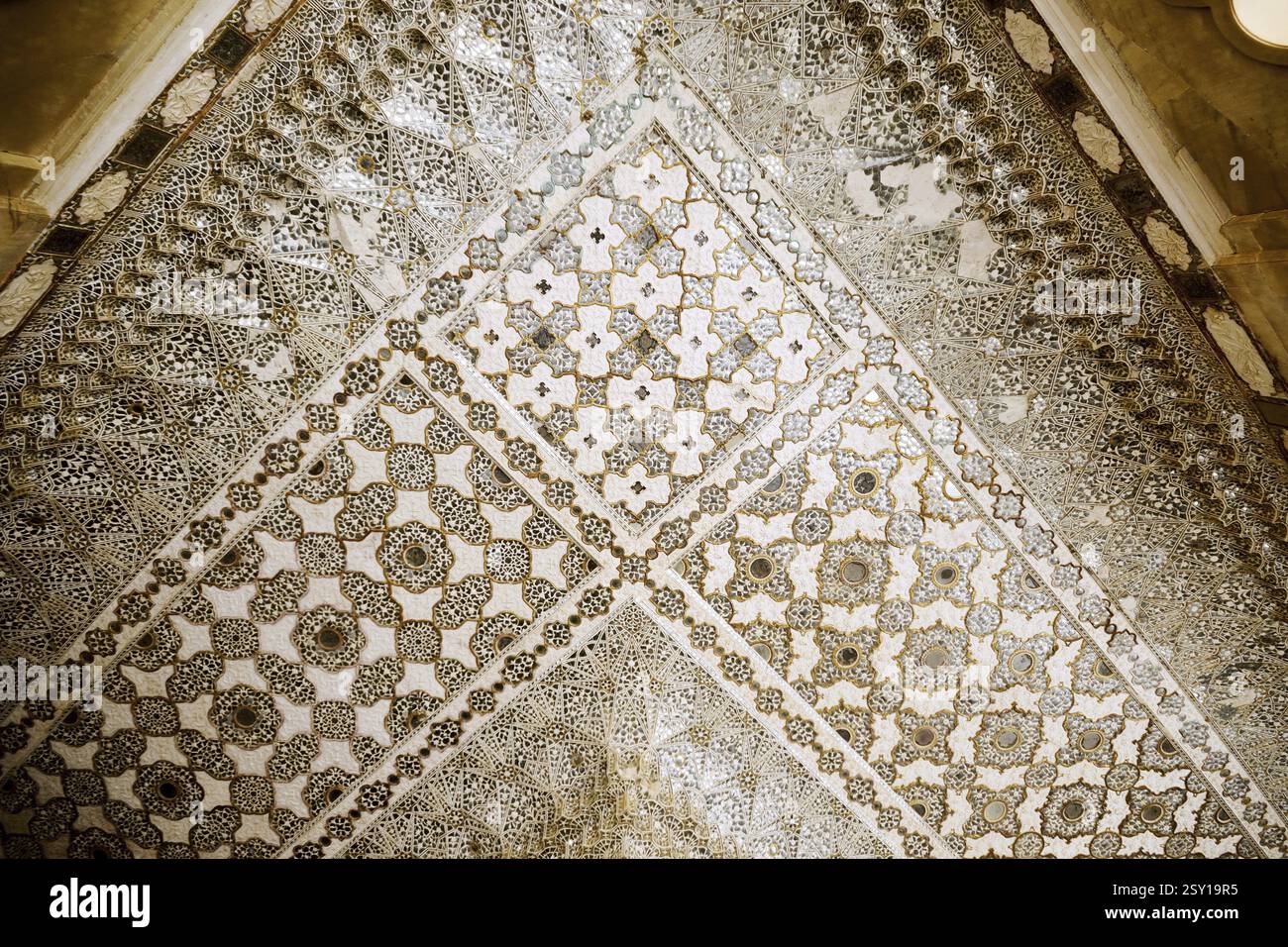 Sheesh mahal ceiling, amer fort, jaipur, rajasthan, india, asia Stock ...
