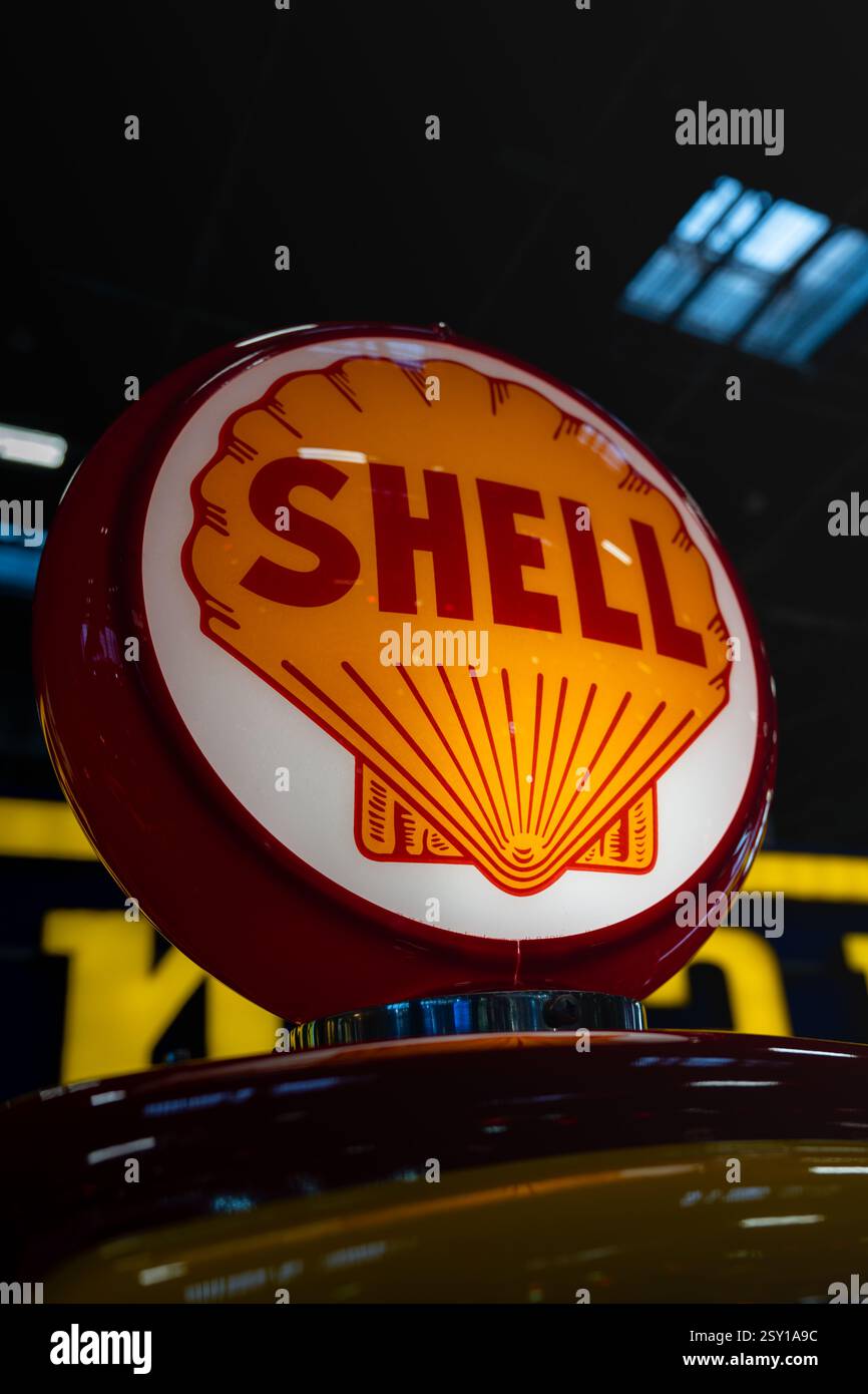 Vintage gas station hi-res stock photography and images - Alamy