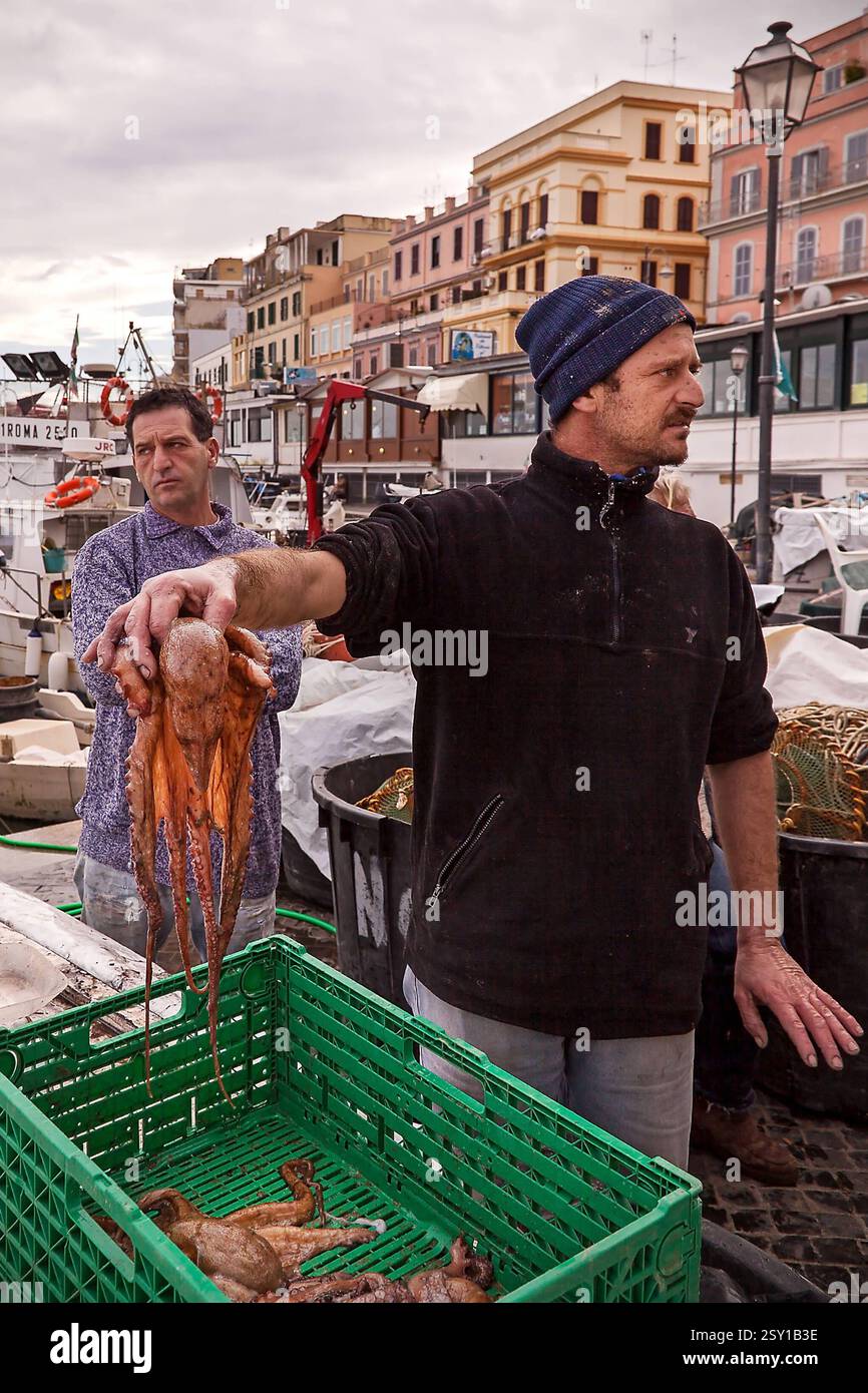 Pescatori al porto di Anzio Anzio, Italy - January 26, 2014: Fishermen ...