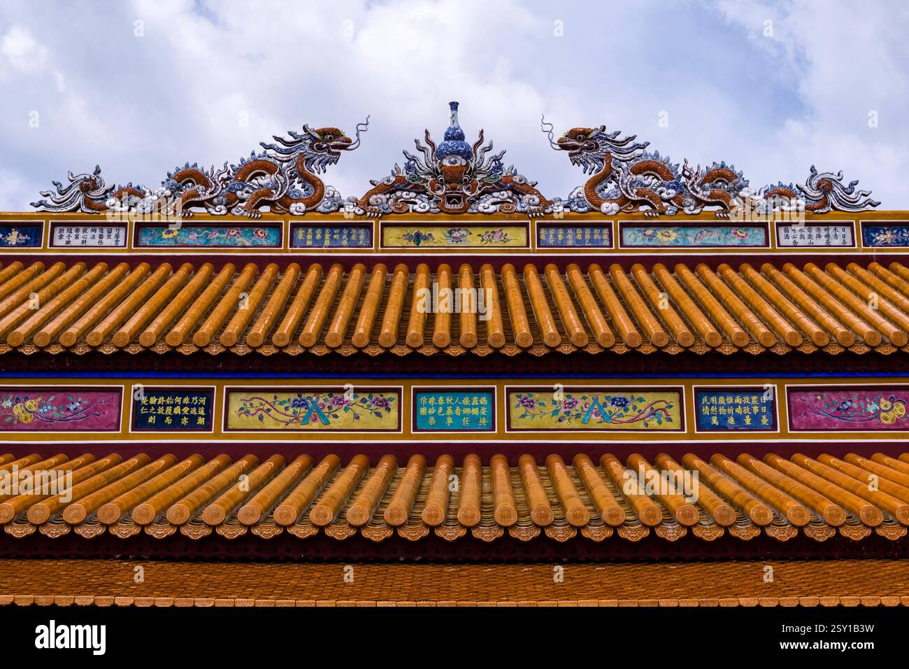 Artful dragon sculptures and paintings, details of the roof of Ngan ...