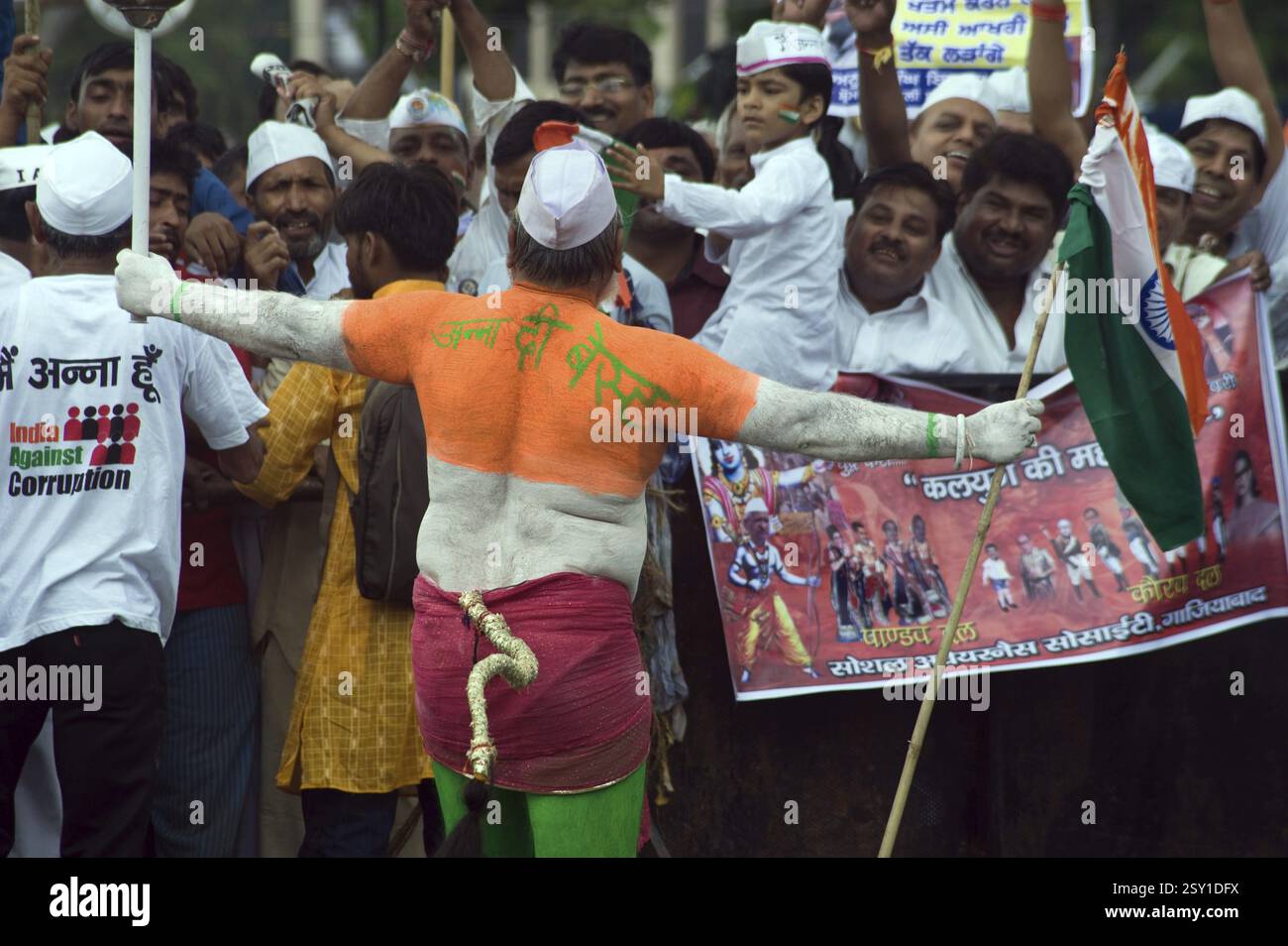 Anna Hazare Supporters man disguise monkey at ramlila maidan delhi ...