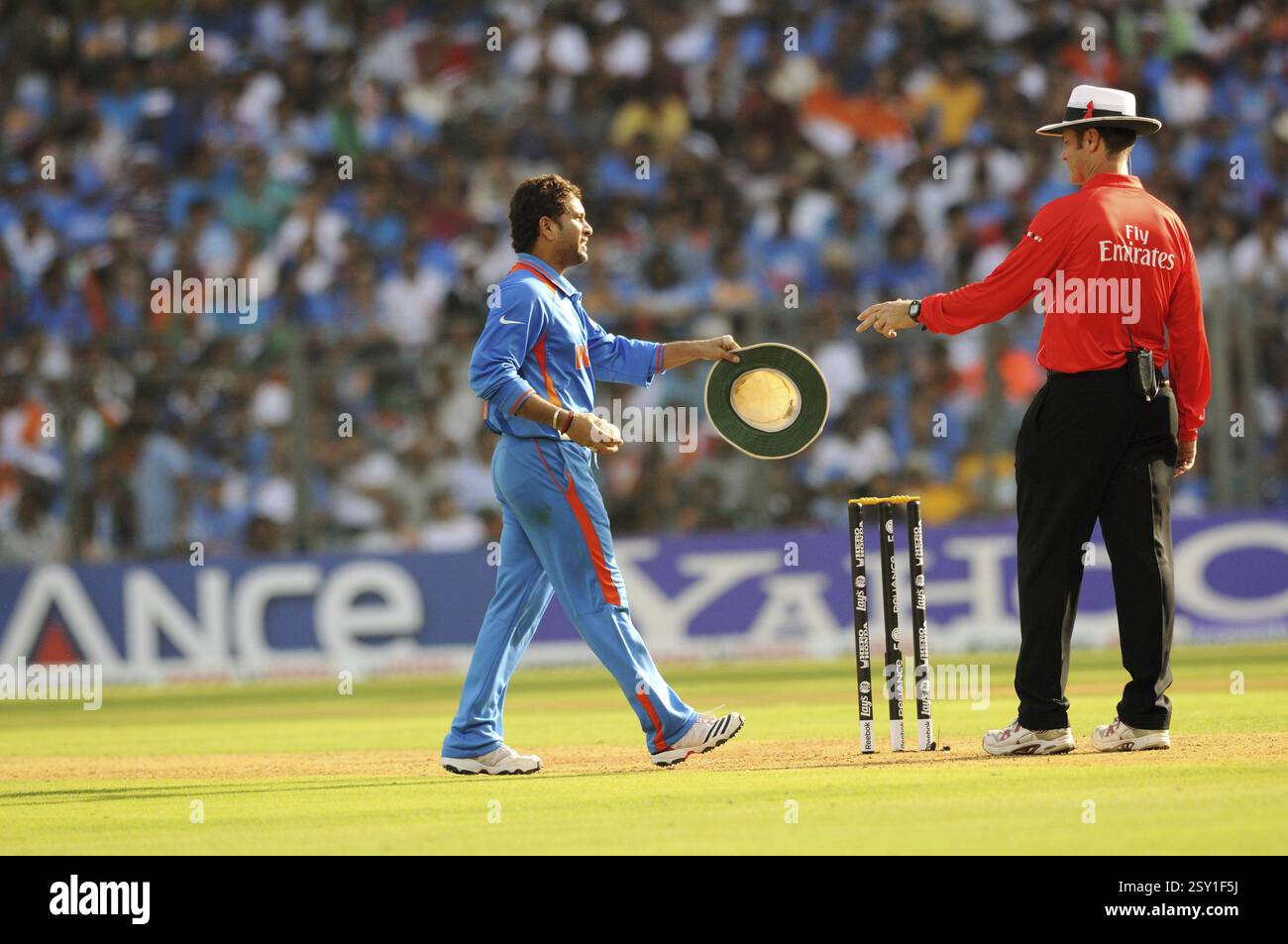 Player sachin Tendulkar hand cap umpire Simon Taufel ICC Cricket World ...