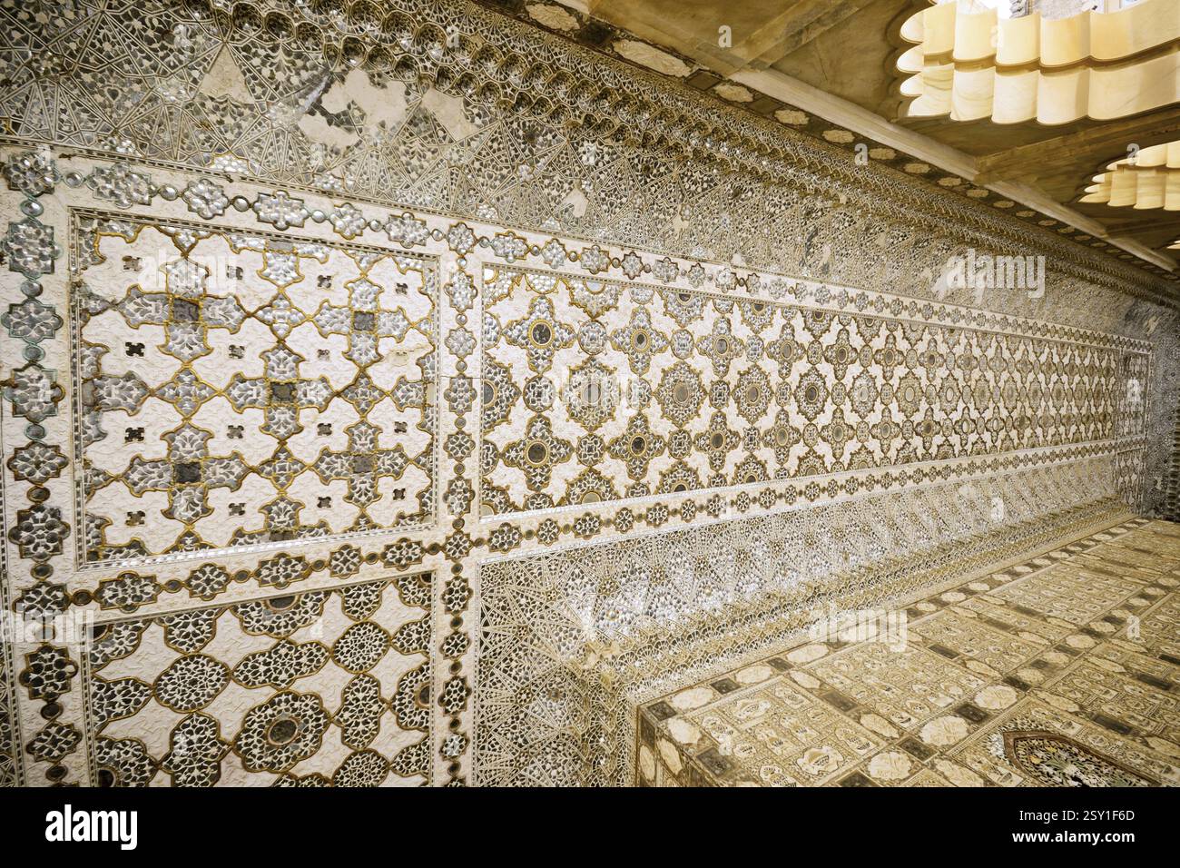 Sheesh mahal ceiling, amer fort, jaipur, rajasthan, india, asia Stock ...