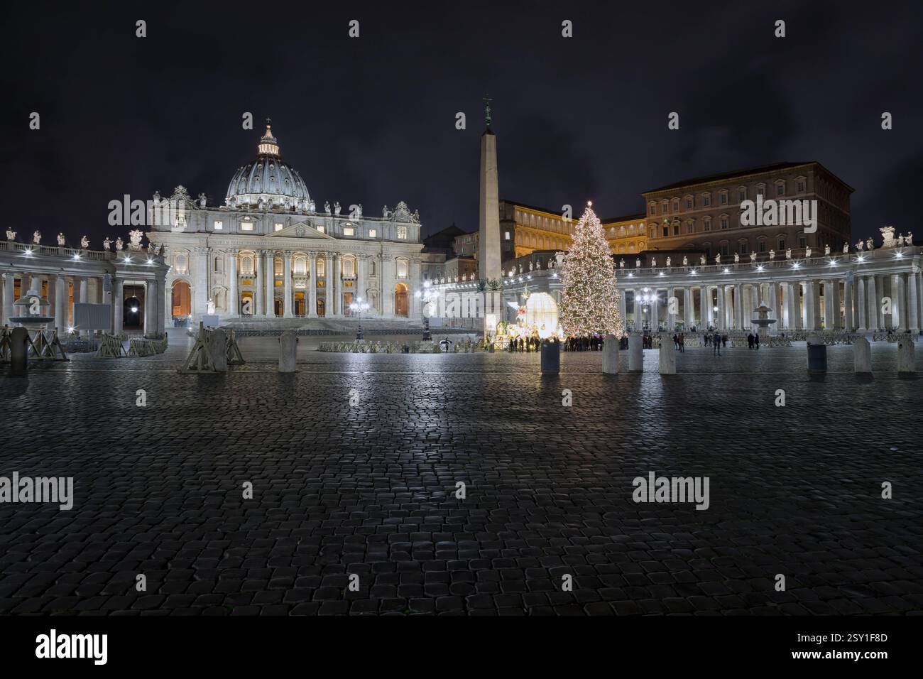 St. Peter s Basilica, the Christmas tree and the nativity scene ...