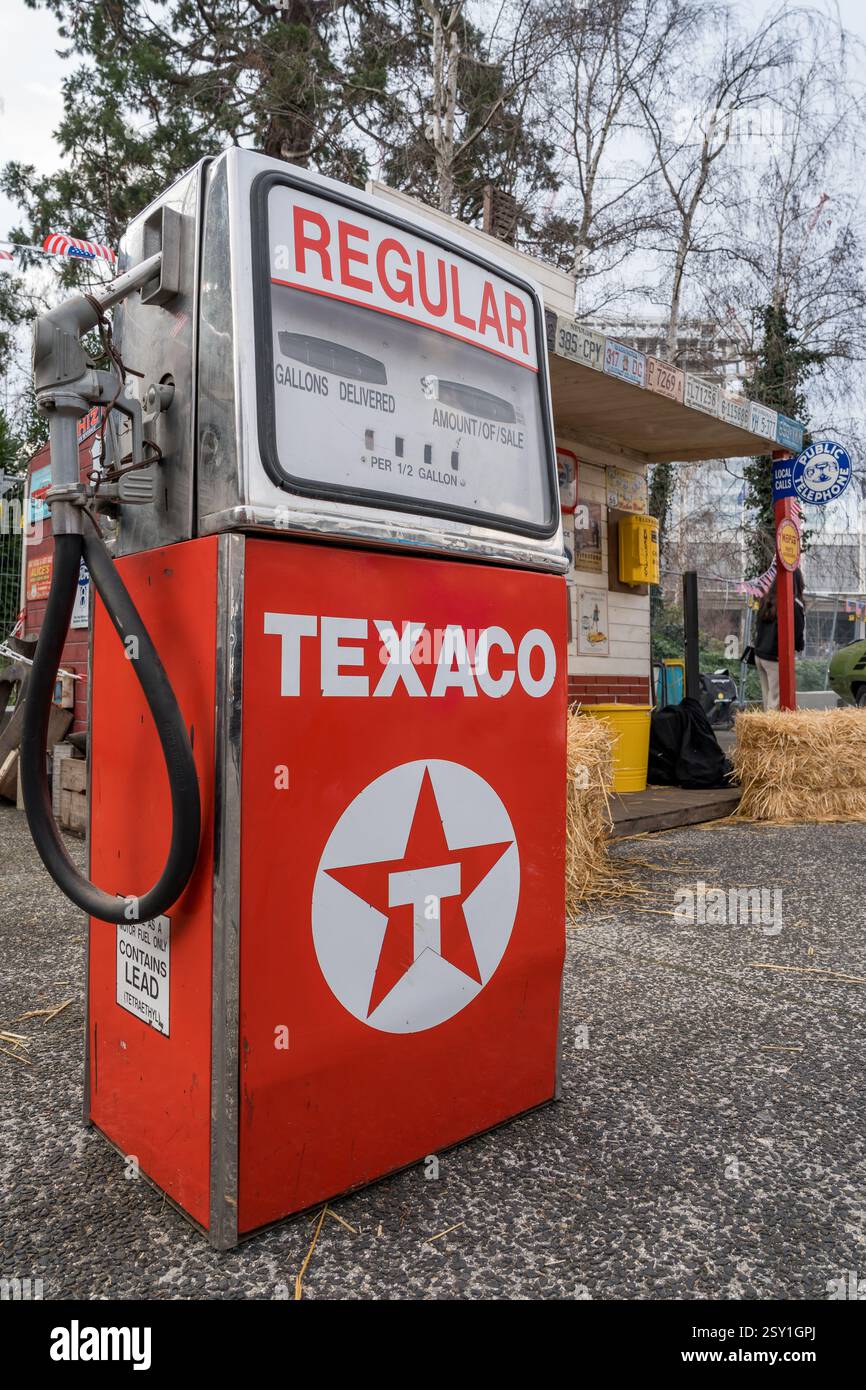 Vintage gas pump hi-res stock photography and images - Alamy