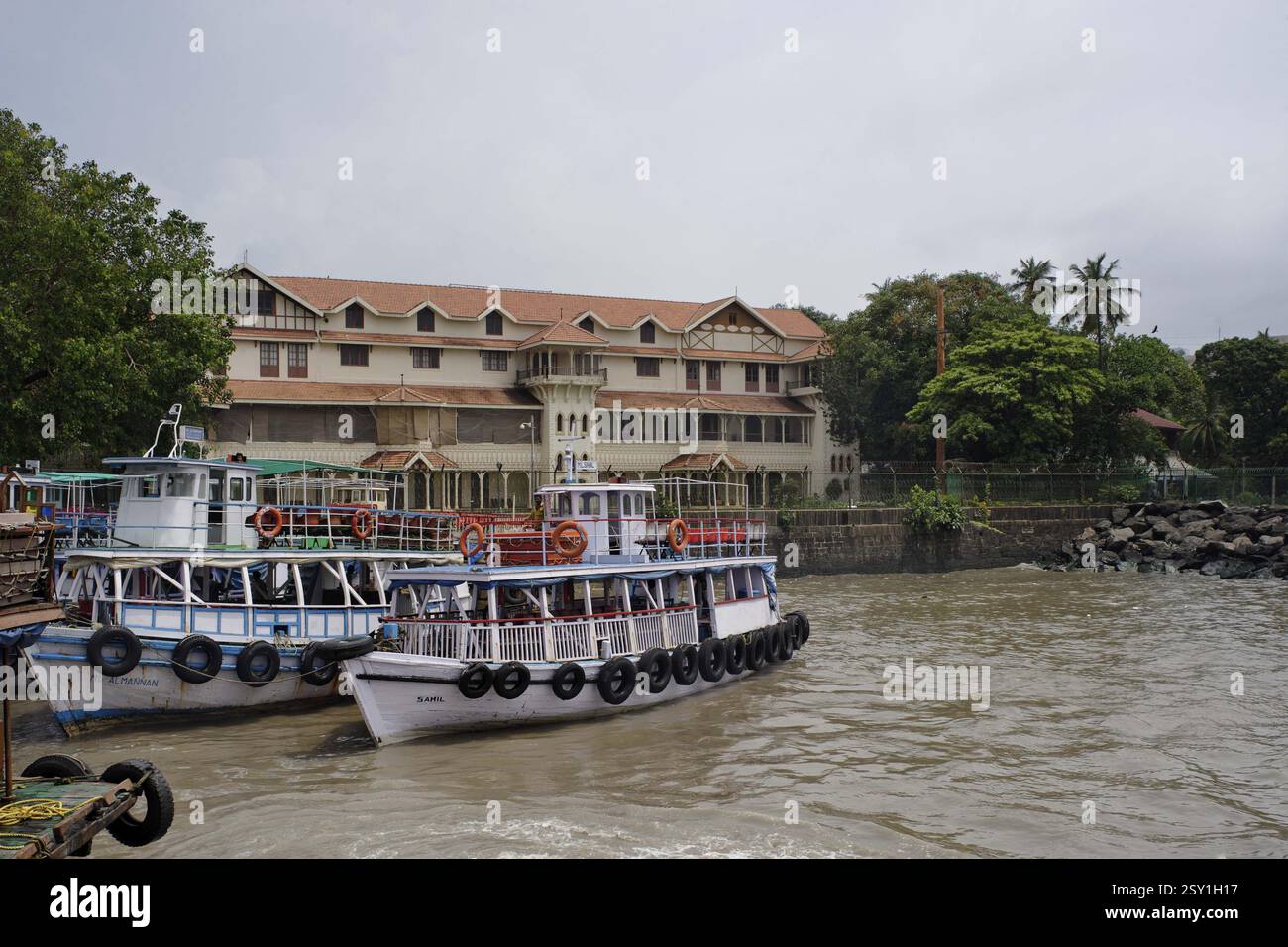 Royal bombay yacht club buildings, mumbai, maharashtra, india, asia ...