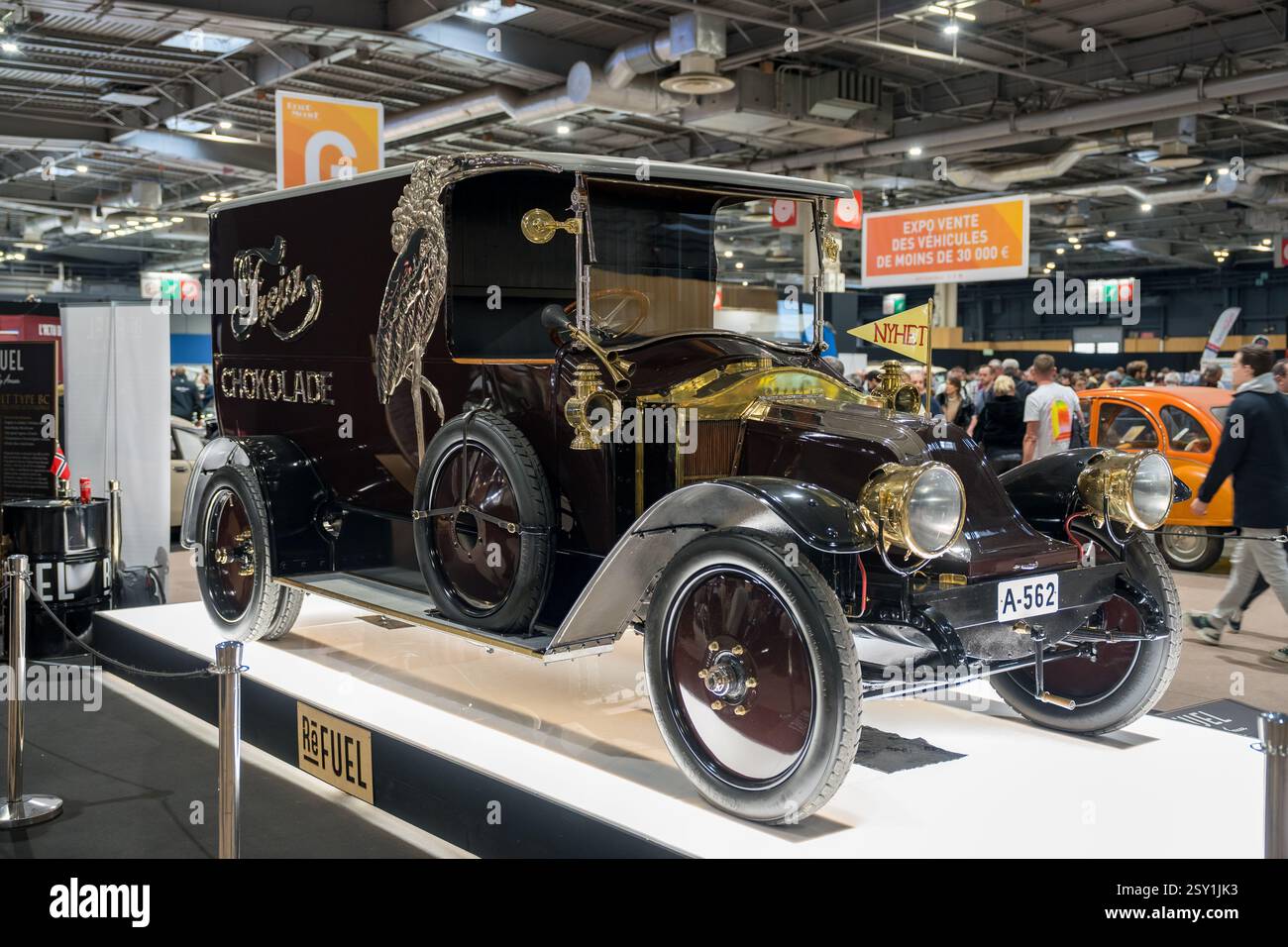 Classic vehicle on bustling hi-res stock photography and images - Alamy