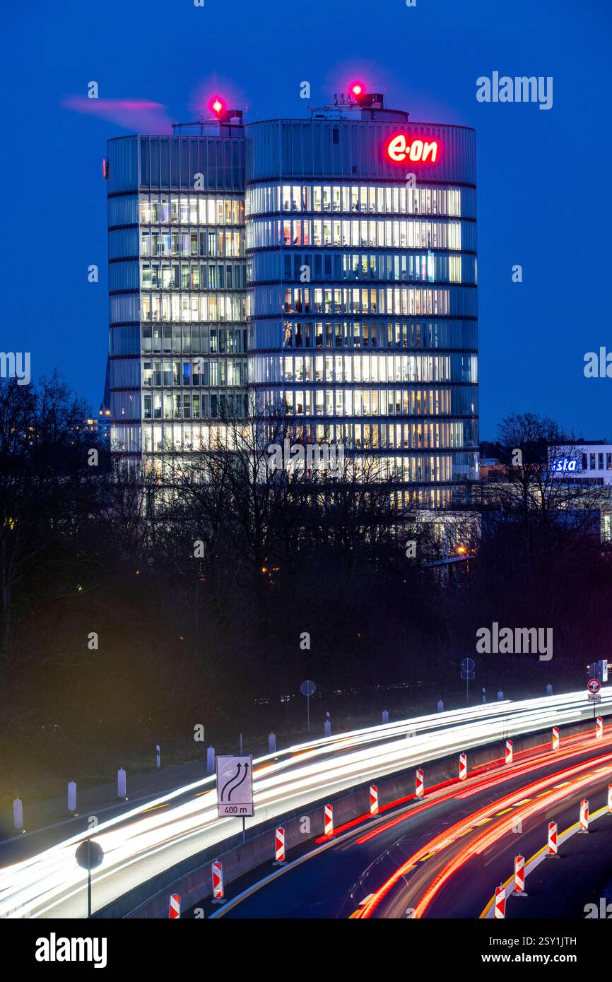 E.ON Hauptsitz, Konzernzentrale in Essen-Rüttenscheid, Autobahn A52 ...