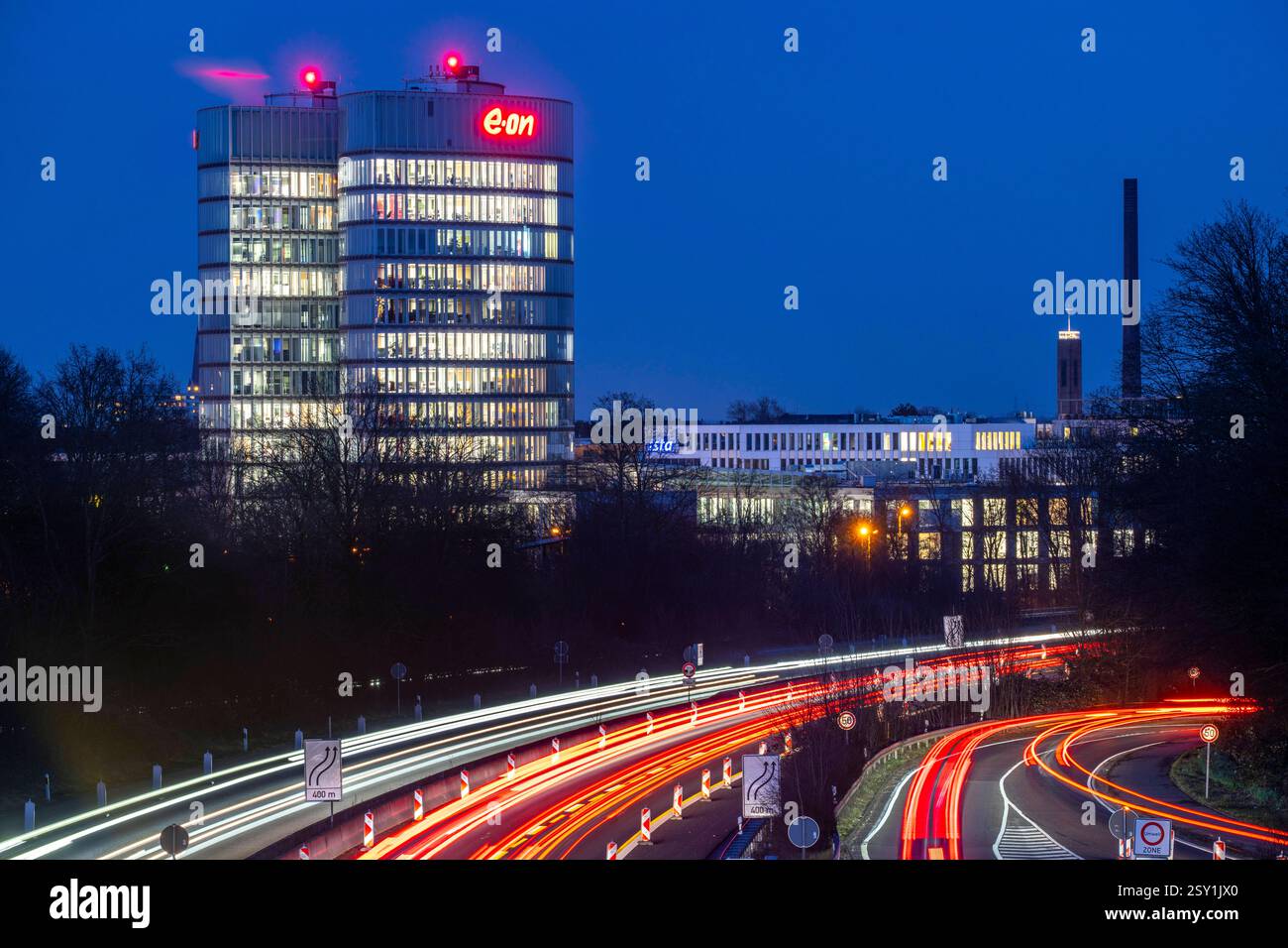 E.ON Hauptsitz, Konzernzentrale in Essen-Rüttenscheid, Autobahn A52 ...