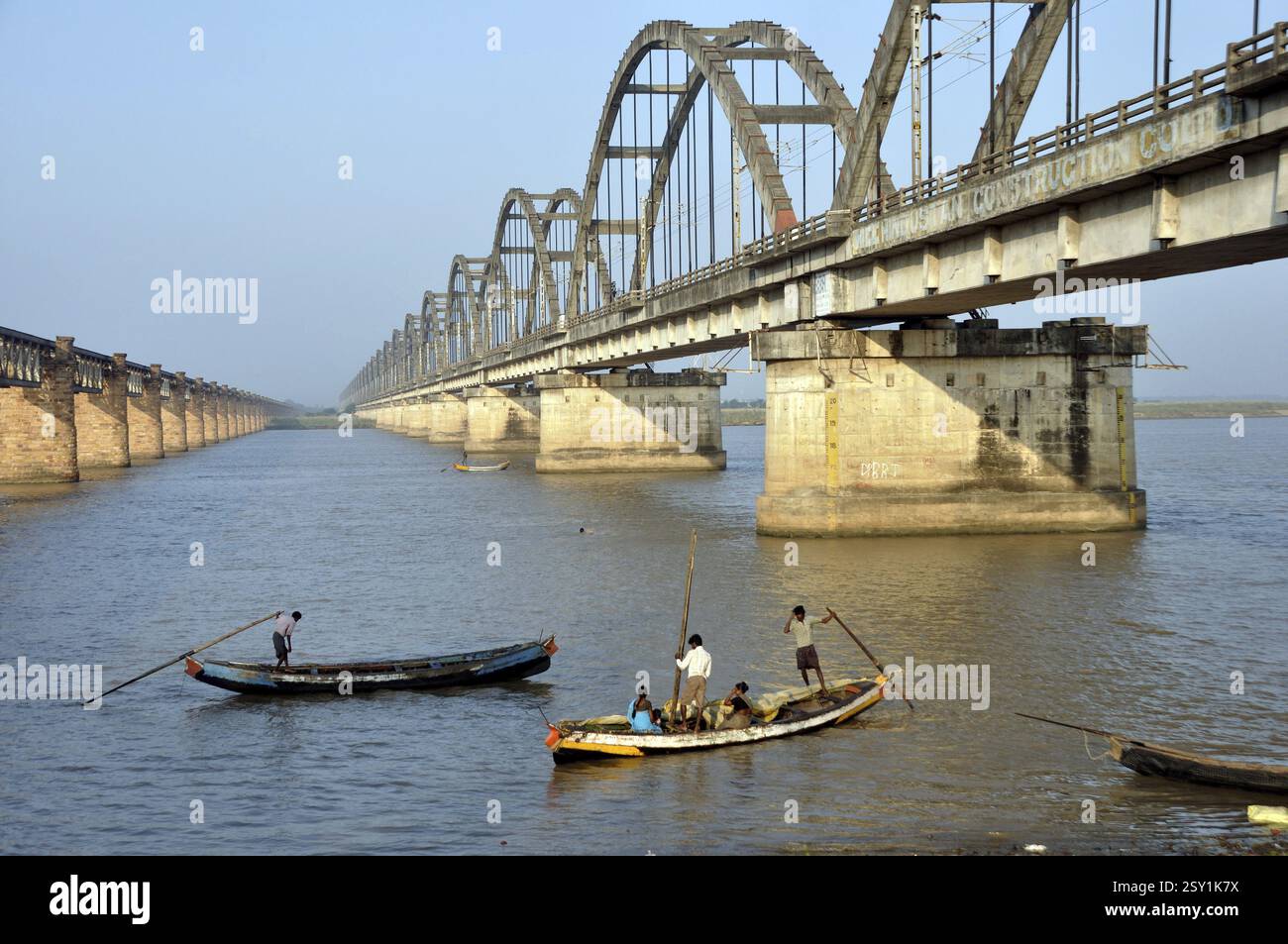 Overcrowded bridges hi-res stock photography and images - Alamy