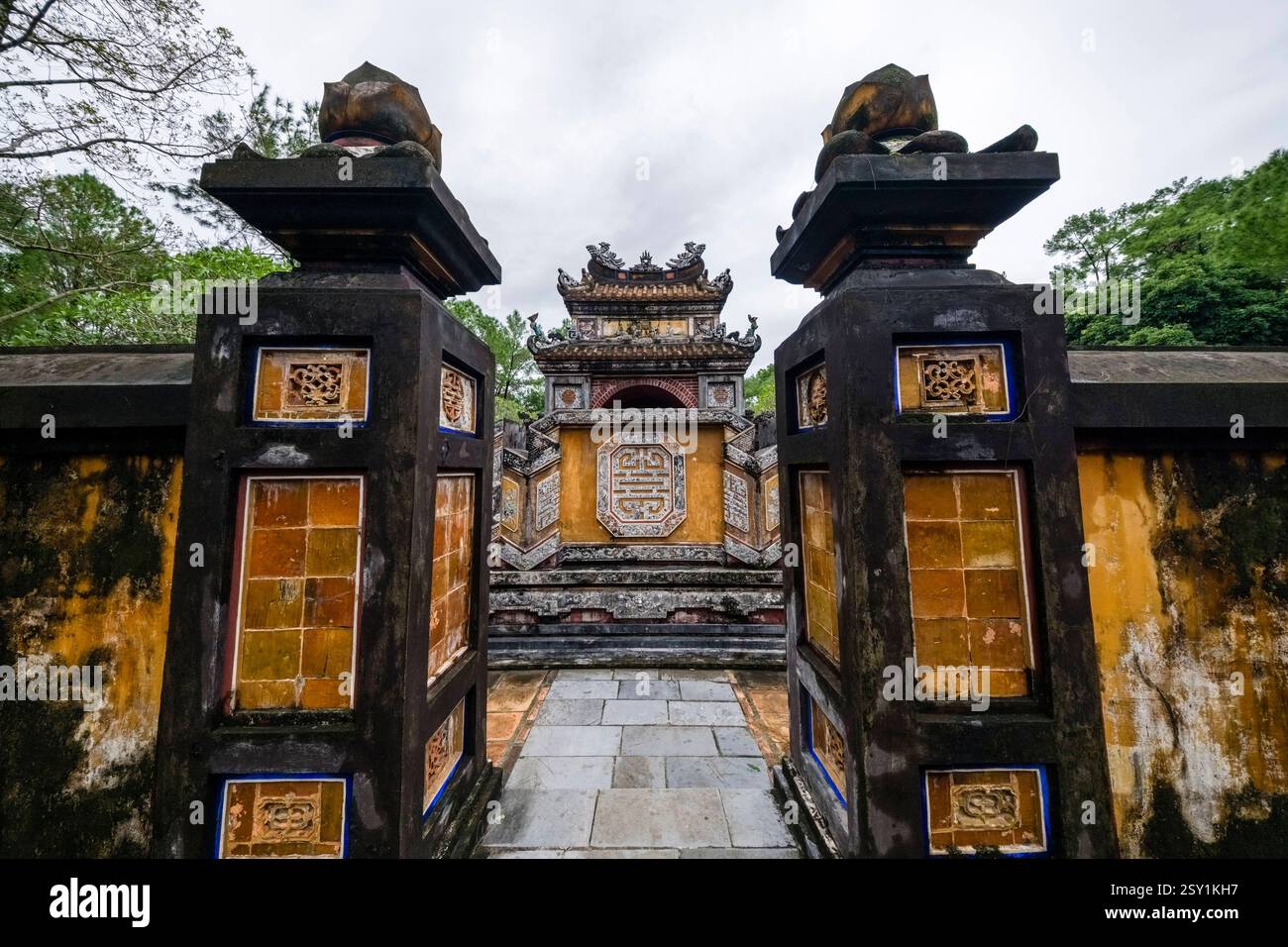Entrance gate to the tomb of Emperor Tu Duc, LÄƒng Tá Äá c, at Khiem ...