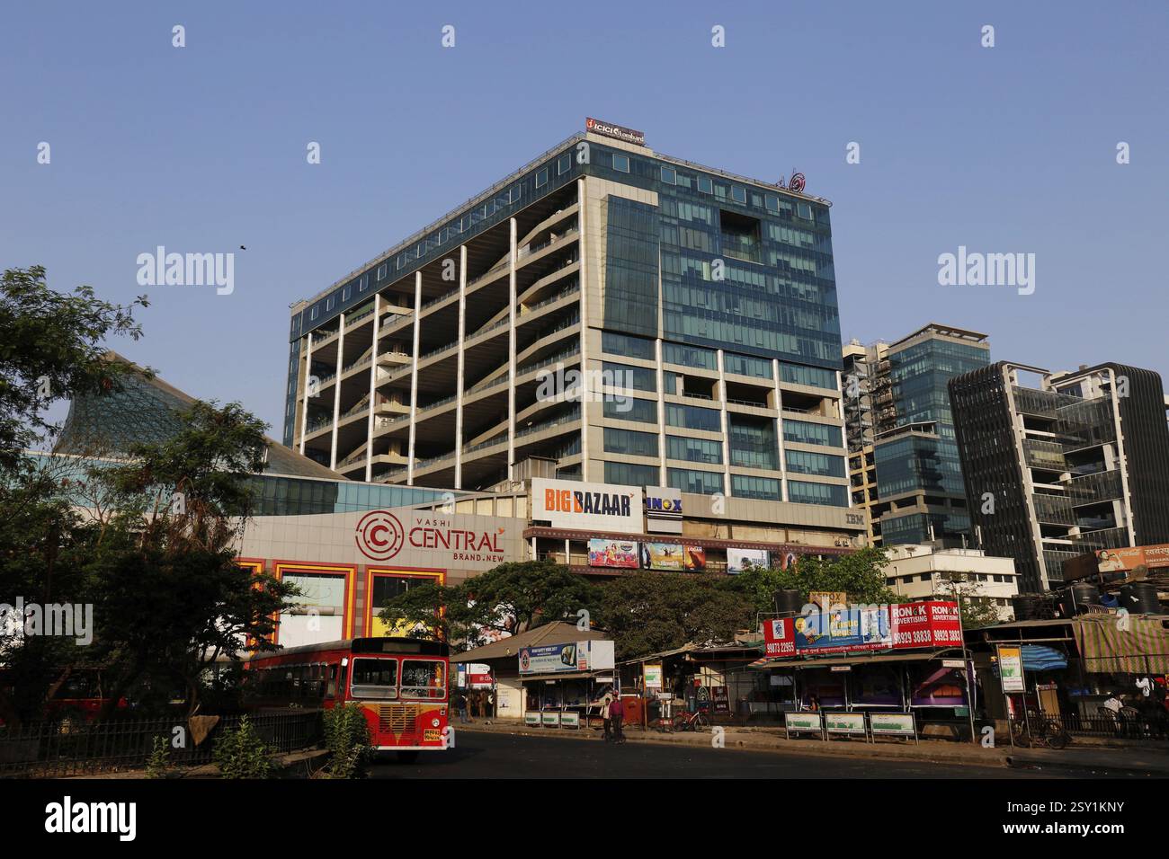 Big bazaar mall opposite vashi railway station, Navi Mumbai ...