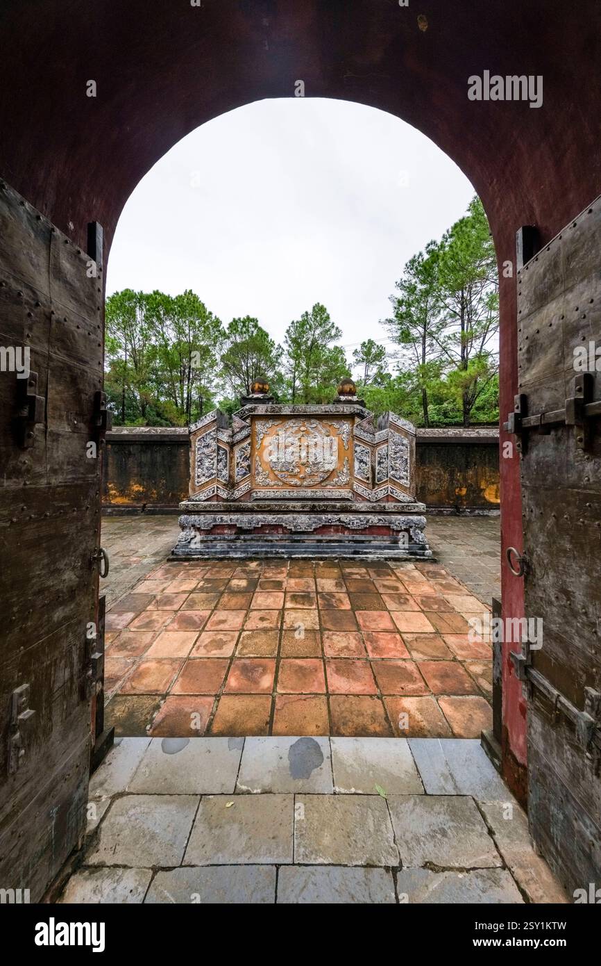 Entrance gate to the tomb of Emperor Tu Duc, LÄƒng Tá Äá c, at Khiem ...