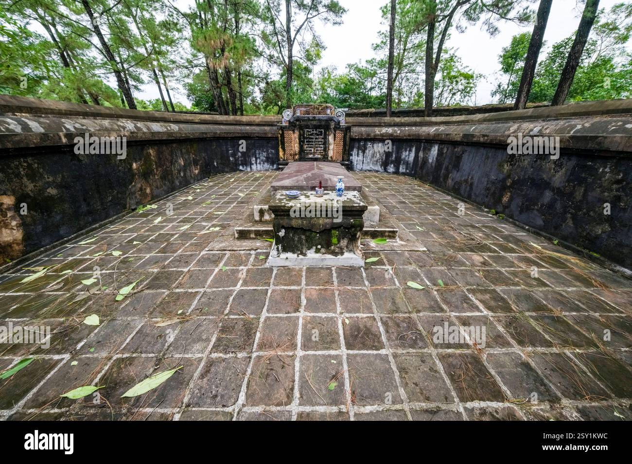 Entrance gate to the tomb of Emperor Tu Duc, LÄƒng Tá Äá c, at Khiem ...