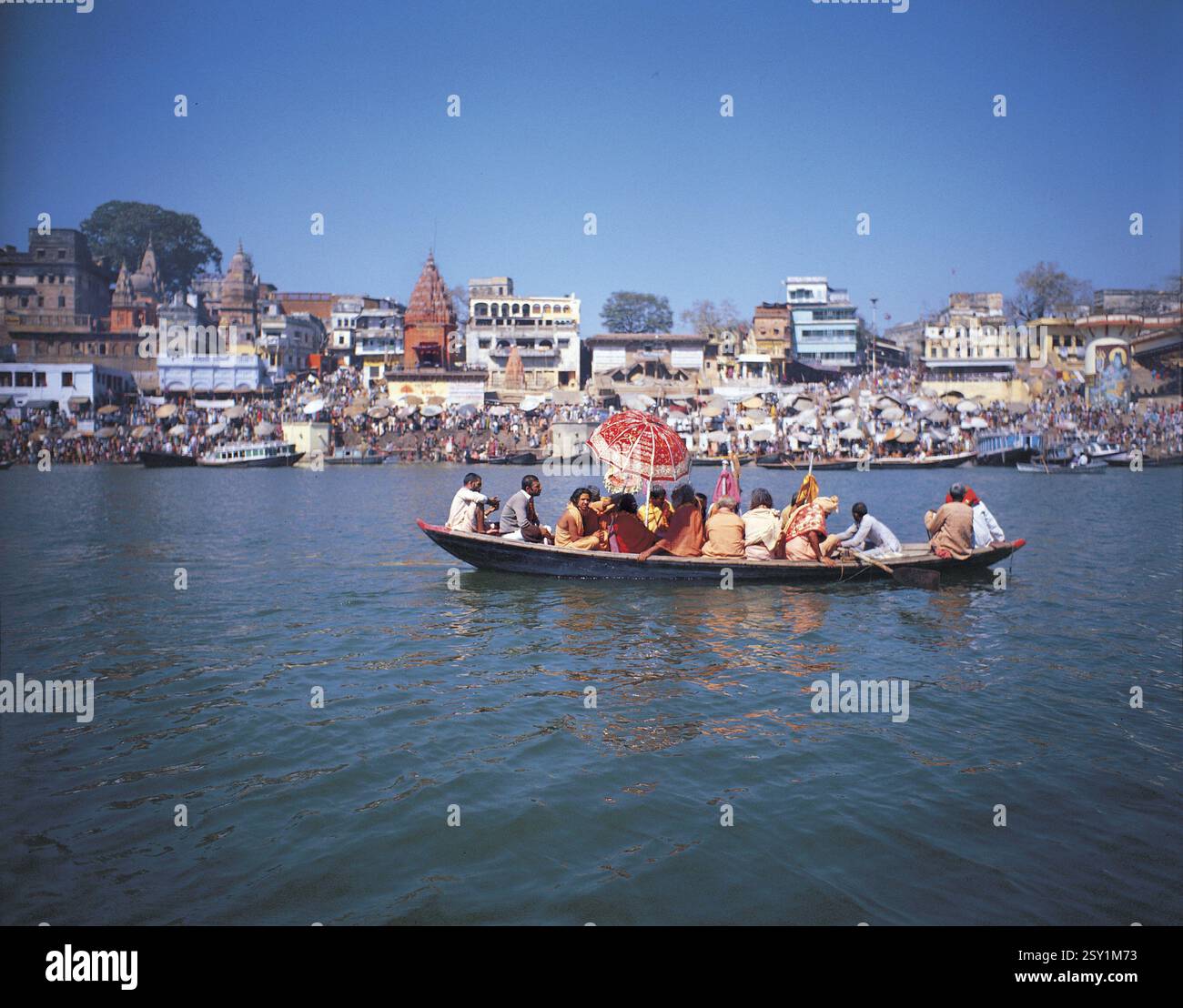 Pilgrims in boat, banaras, varanasi, uttar pradesh, india, asia Stock ...