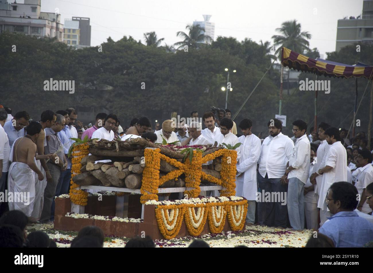 Raj Thackeray and Family members attend funeral of Balasaheb Thackeray ...
