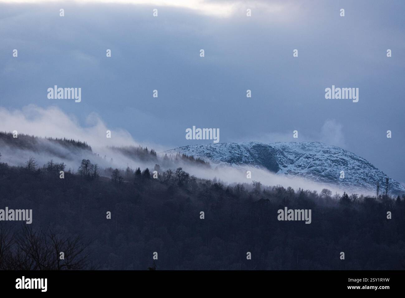 South Cumbria, UK. 26th Feb, 2025. UK Weather Clouds clear to show snow ...
