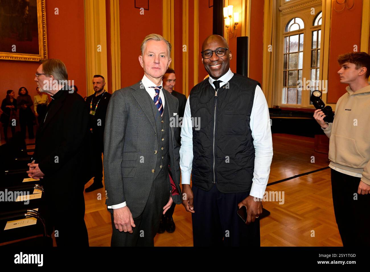 Max Raabe und Joe Chialo bei der Verleihung der Ehrenbürgerwürde an ...