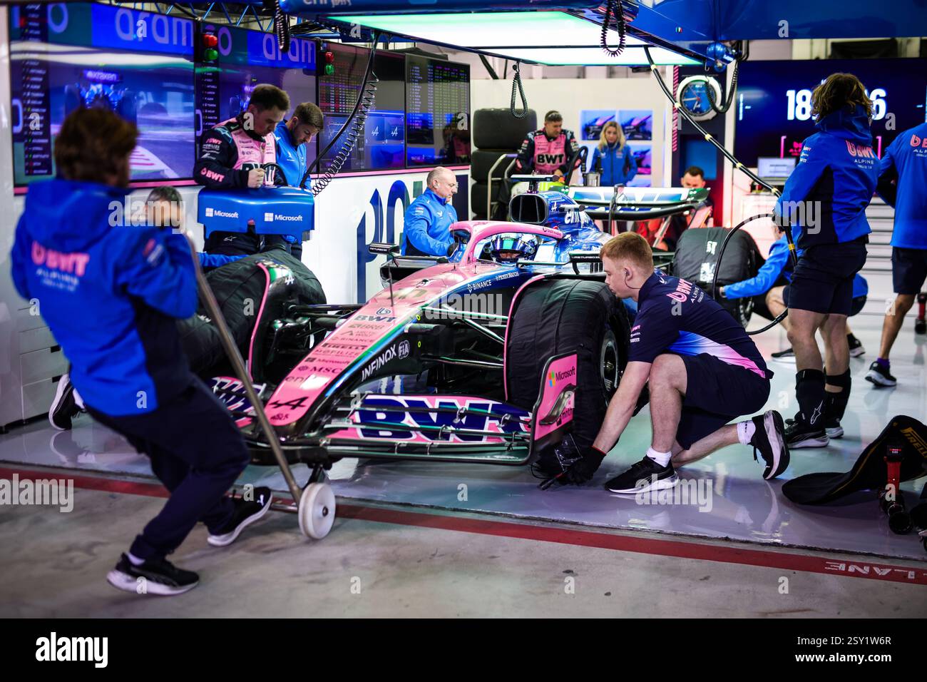 10 GASLY Pierre (fra), Alpine F1 Team A525, garage, box, during the ...