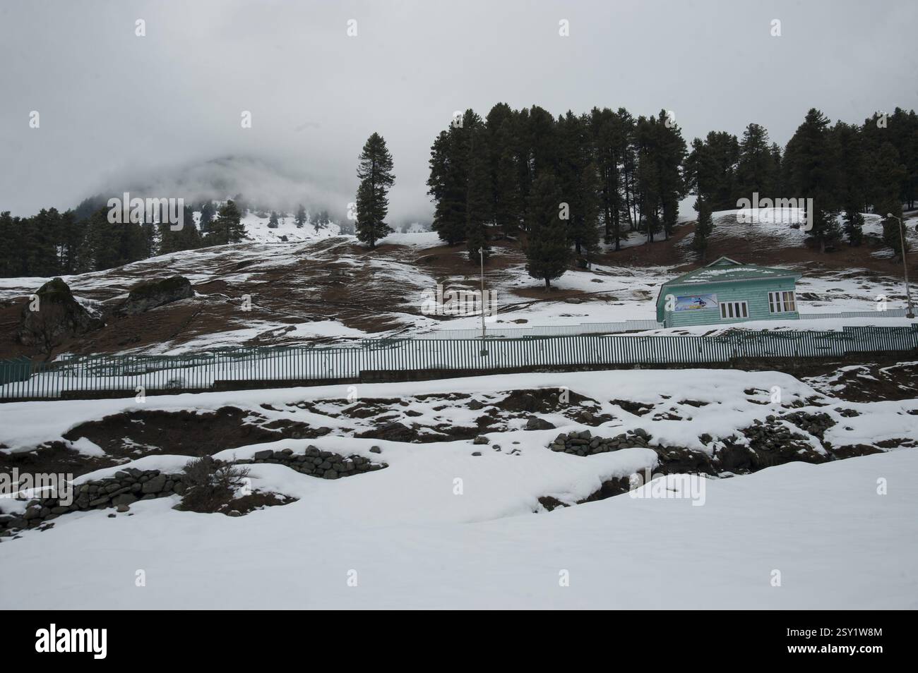Snow covered aru valley, pahalgam, kashmir, india, asia Stock Photo - Alamy