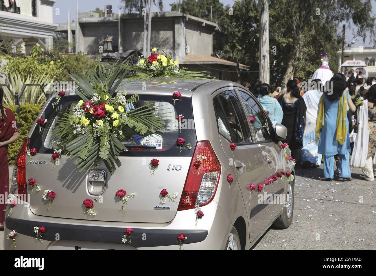 Car decorated with Red roses for wedding procession Jabalpur Madhya ...