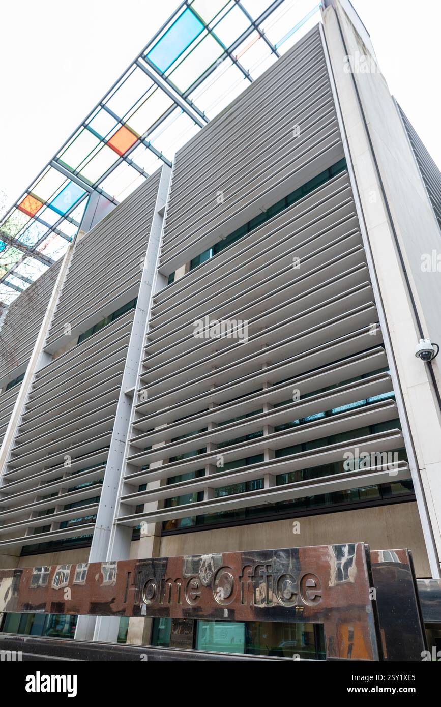 Home Office sign. 2 Marsham Street office building in the City of ...