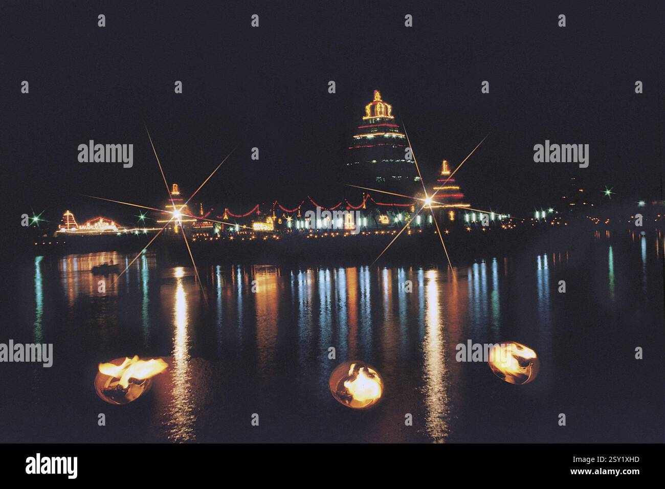 Illuminated teppakulam mariamman temple, madurai, tamil nadu, india ...