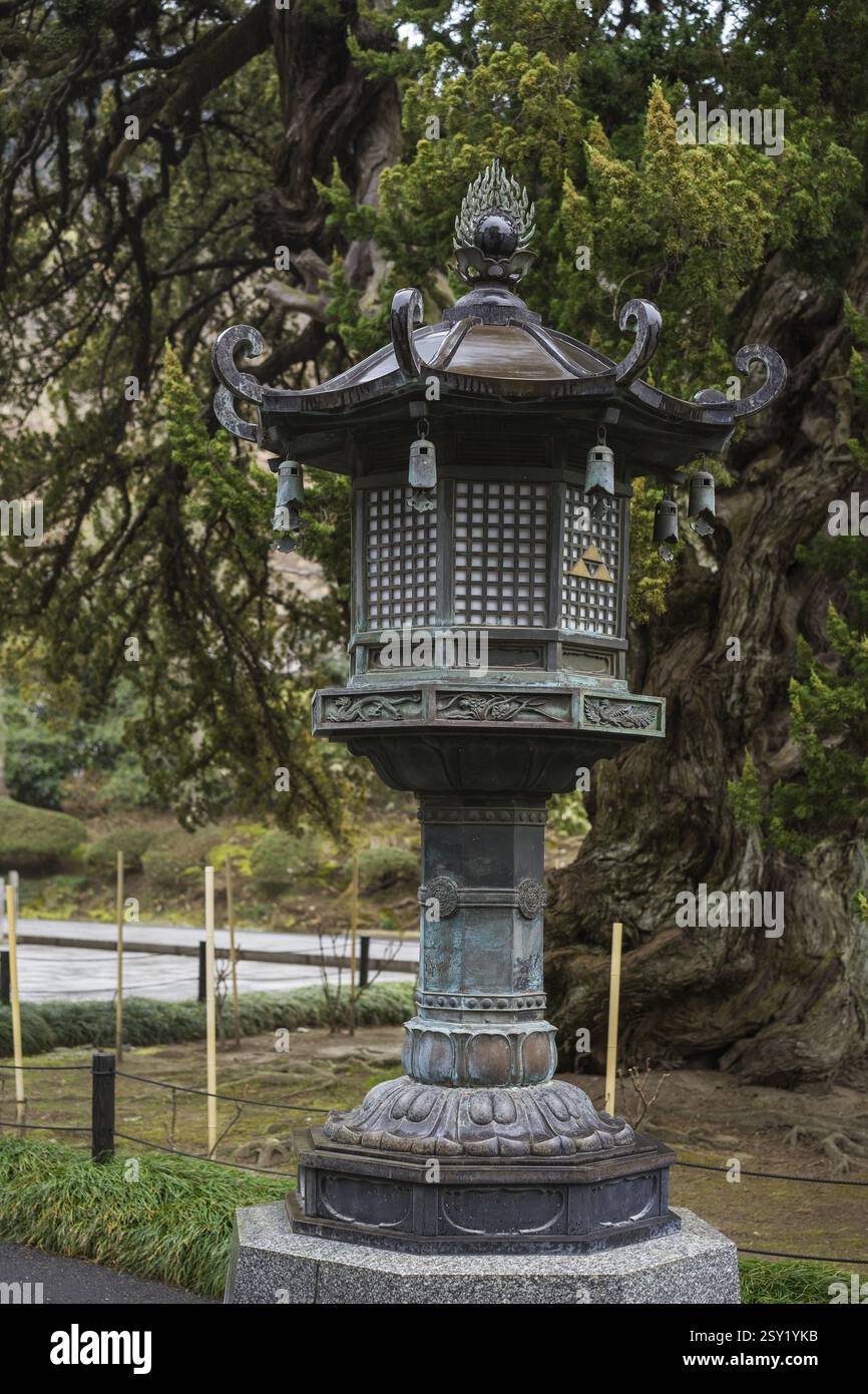 Lamp post kencho ji temple, kamakura, japan Stock Photo - Alamy