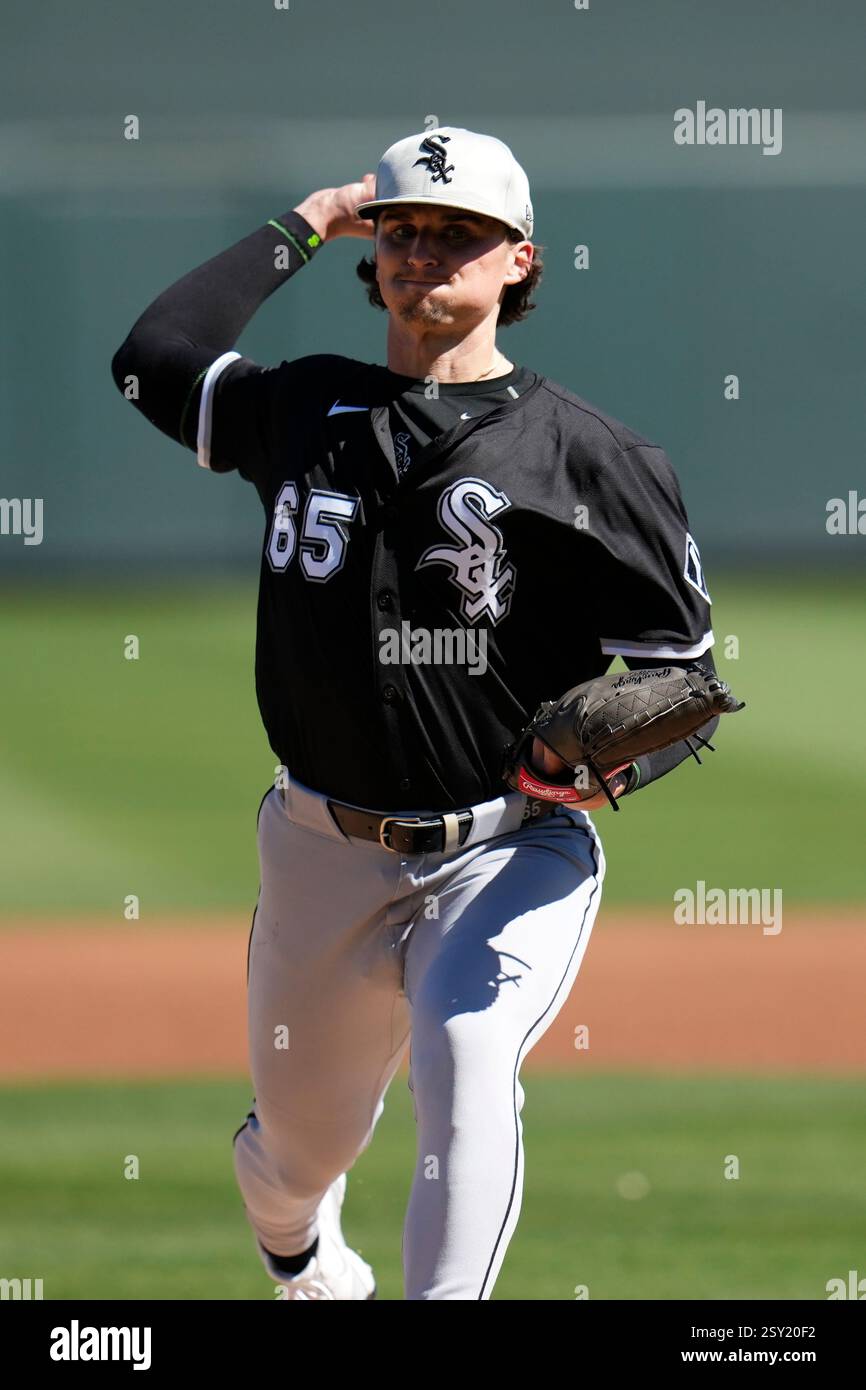 Chicago White Sox pitcher Davis Martin warms up during the first inning ...