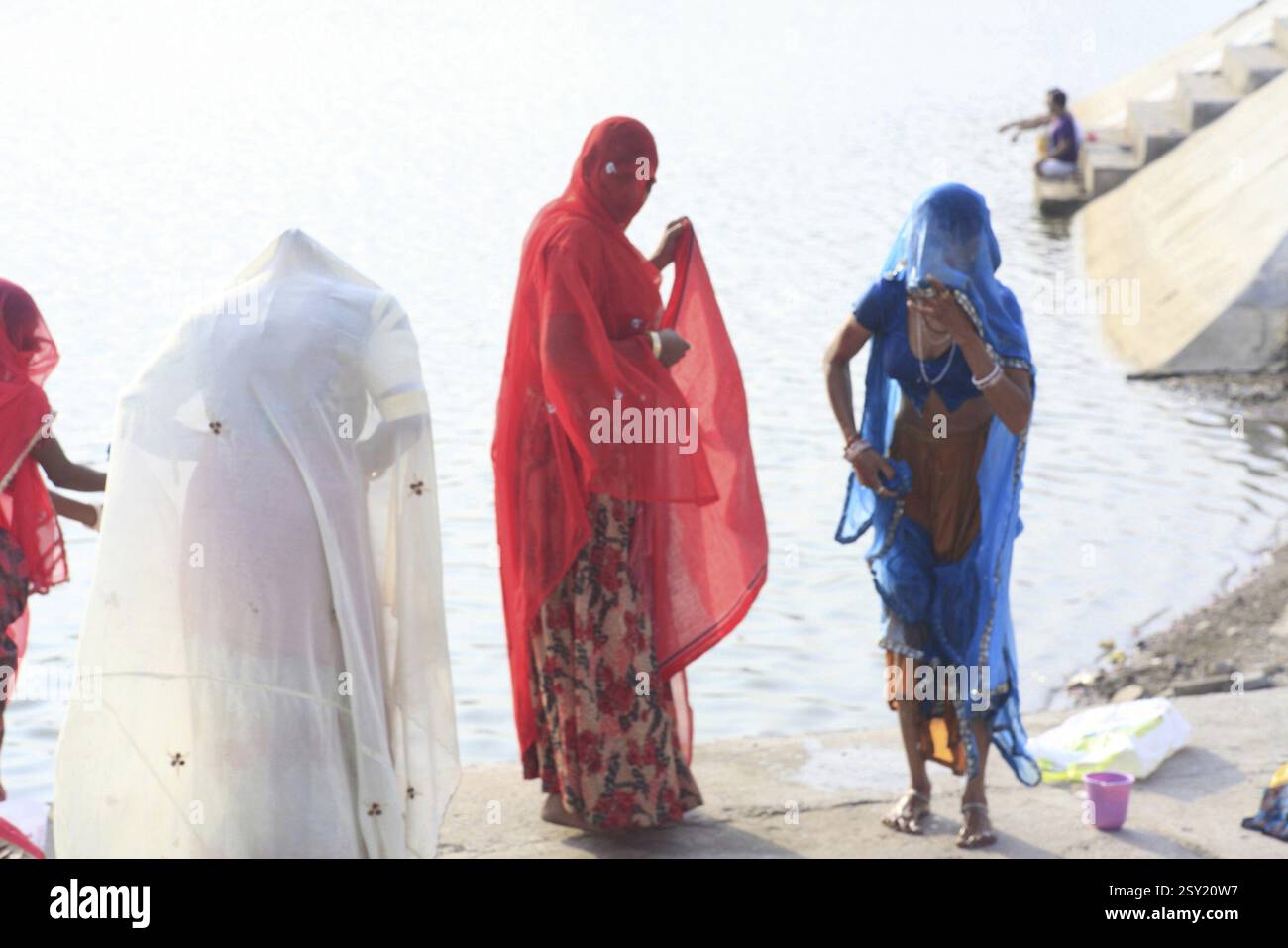 Women bathing in pushkar Lake at Rajasthan India Stock Photo - Alamy