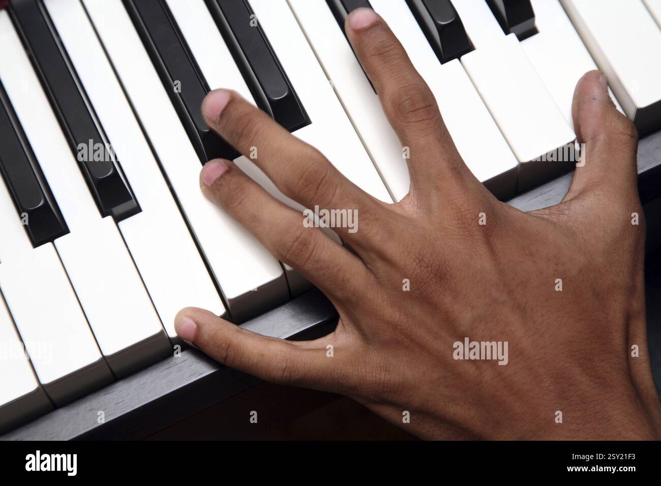 Man playing keyboards hi-res stock photography and images - Alamy