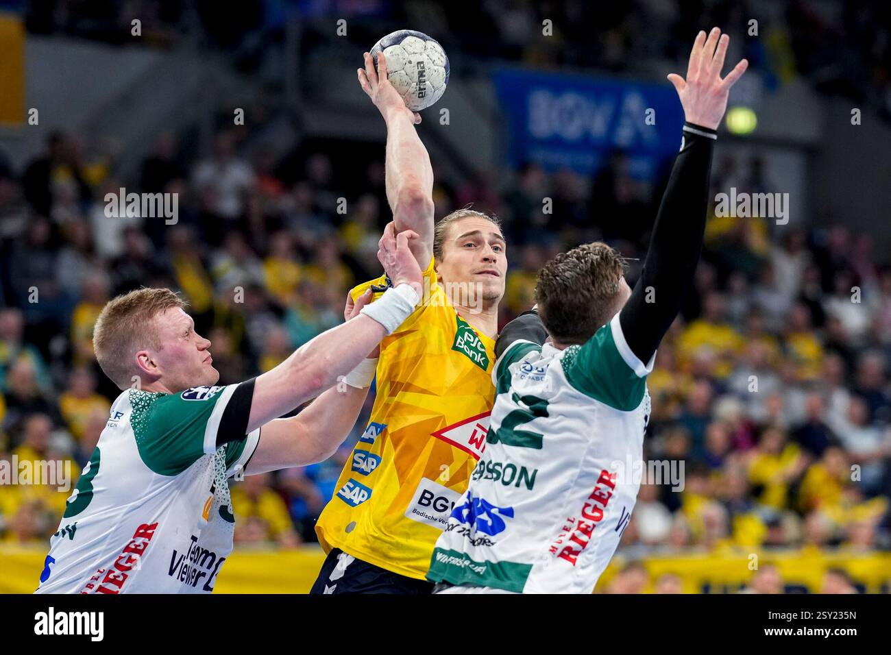 Mannheim, Deutschland. 26th Feb, 2025. v.li.: Ymir Örn Gislason ...