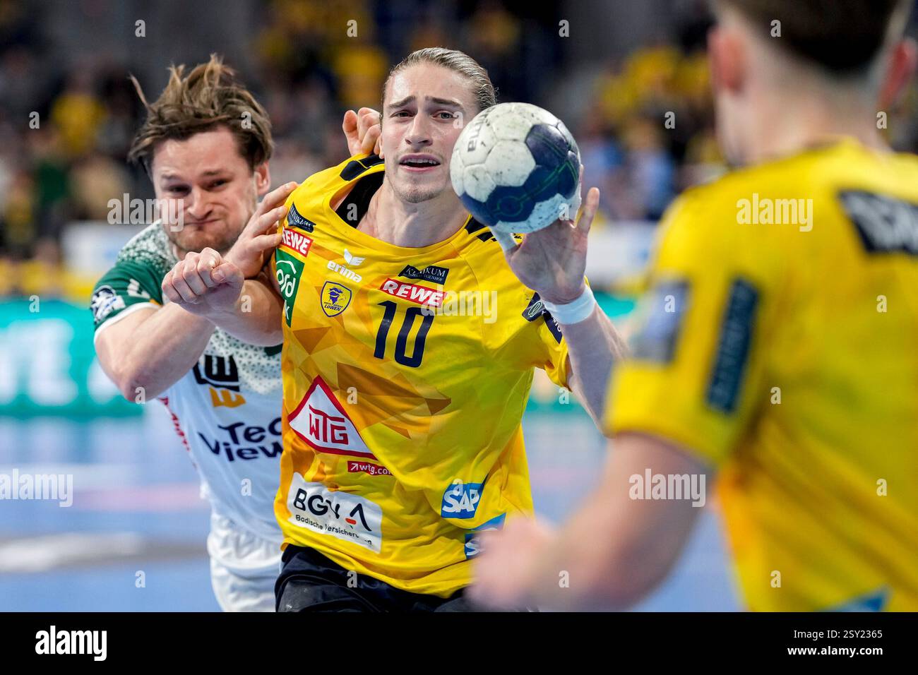 Mannheim, Deutschland. 26th Feb, 2025. v.li.: David Schmidt (Göppingen ...