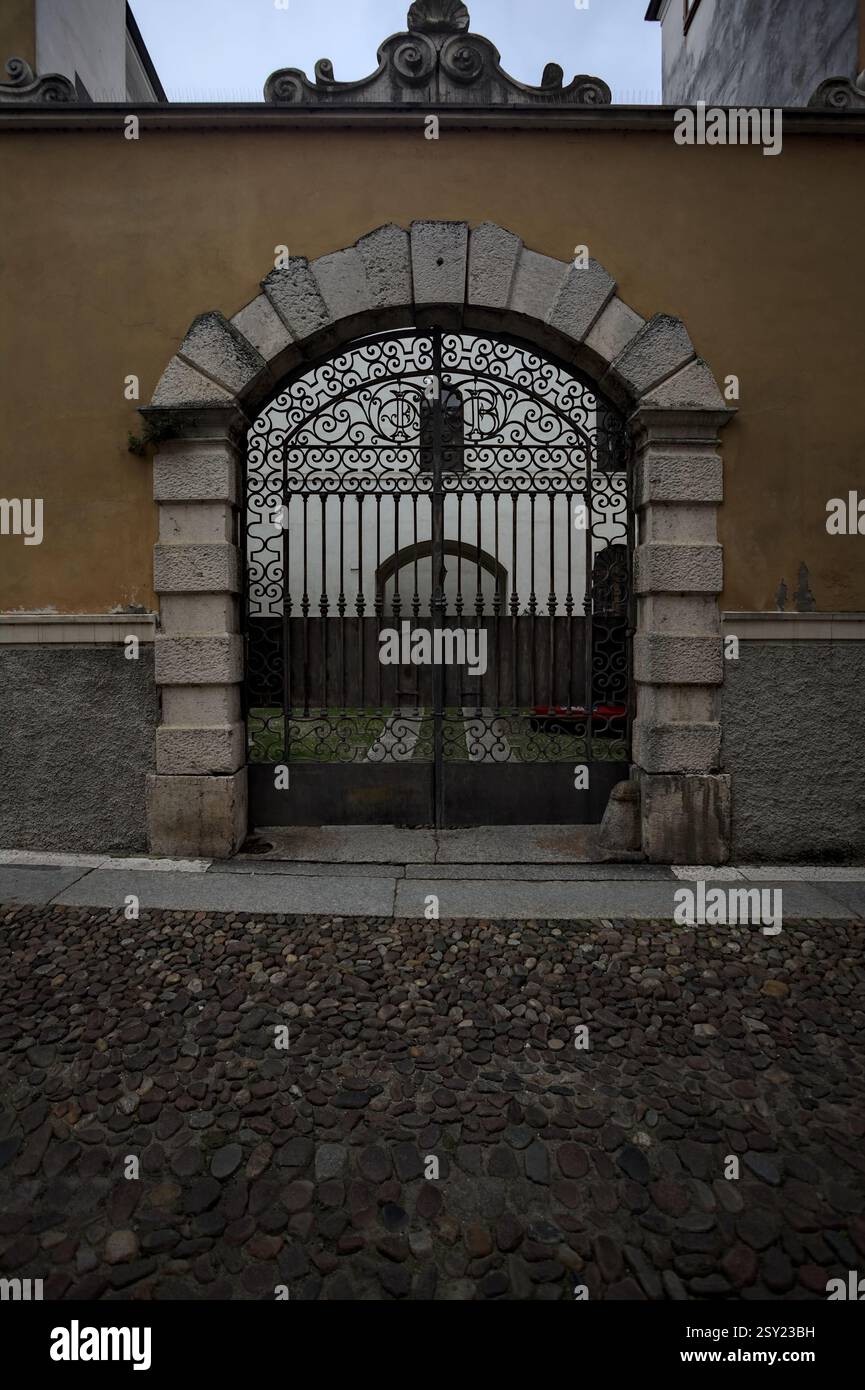 Closed iron gate in the facade of a palace with the inner yard behind ...