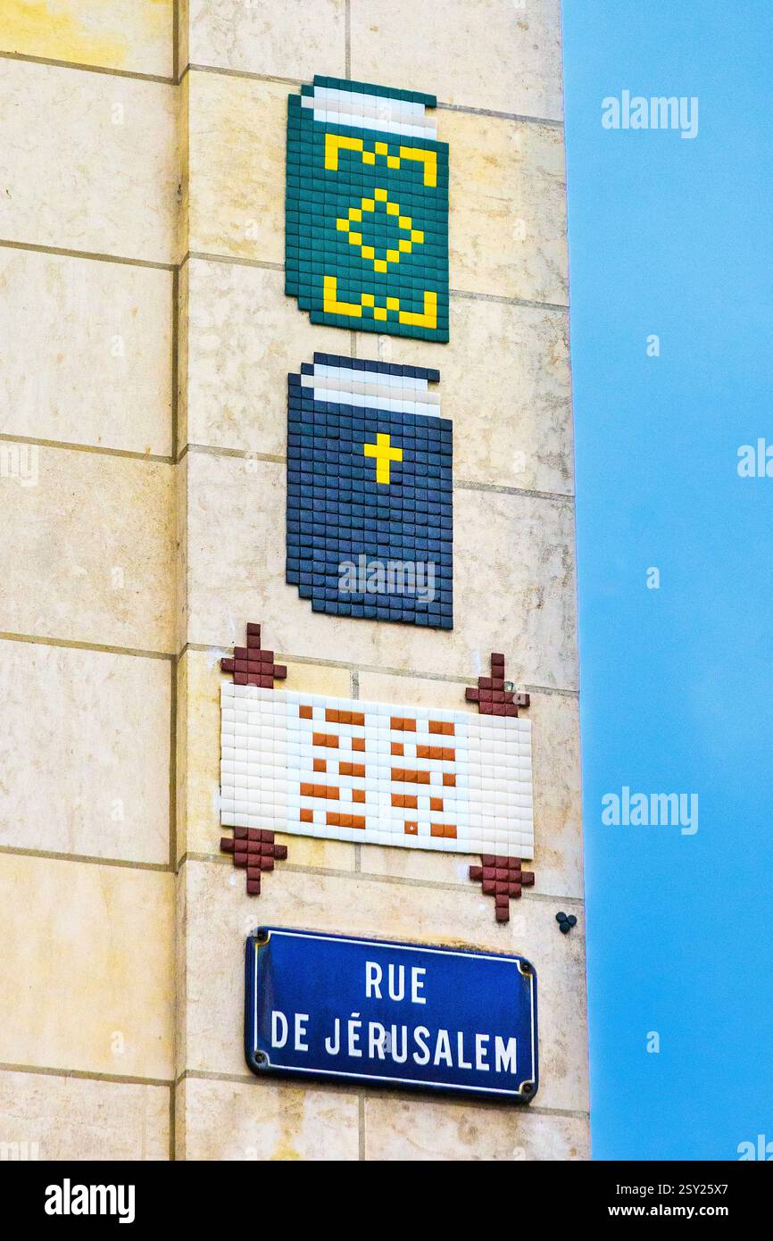 Street art tiles hi-res stock photography and images - Alamy