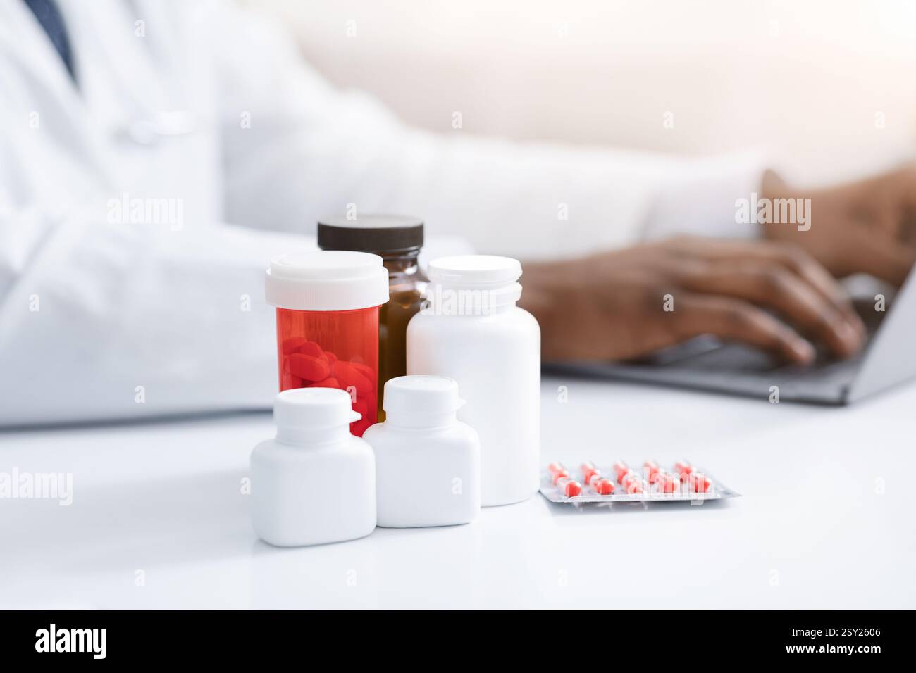 Doctor types on laptop hi-res stock photography and images - Alamy