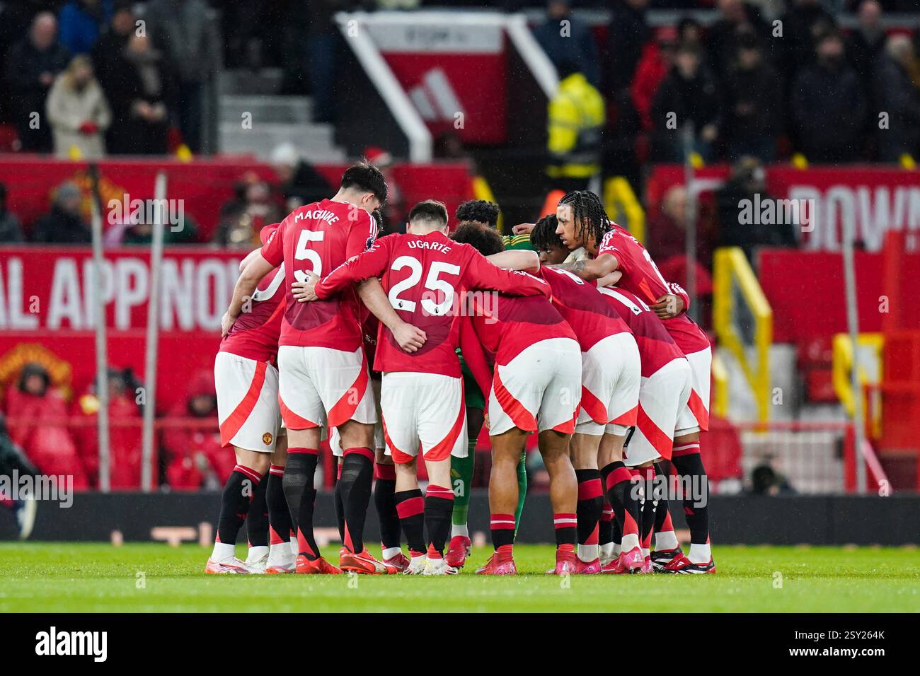 Manchester, UK. 26th Feb, 2025. Manchester United players team huddle ...