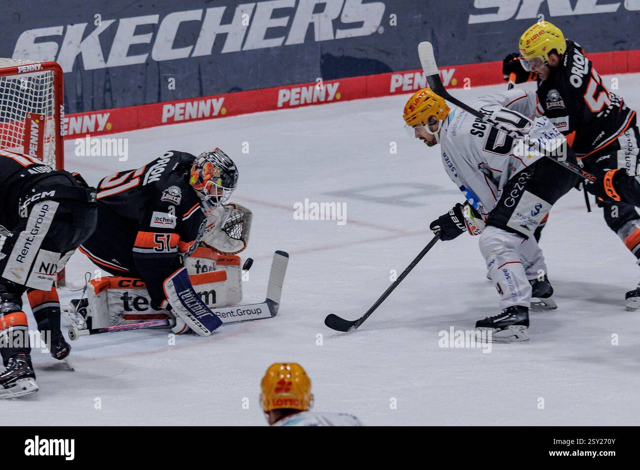 Cody Brenner (L?wen Frankfurt #51) wehrt einen Puck ab, L?wen Frankfurt ...
