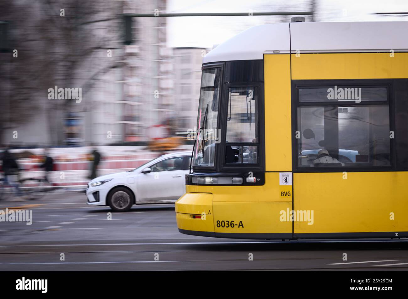 Berlin, Themenbild Straßenbahn Eine fahrende Straßenbahn am 25.02.2025 ...