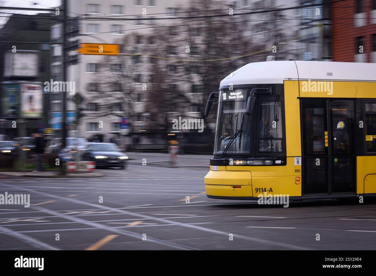 Berlin, Themenbild Straßenbahn Eine fahrende Straßenbahn am 25.02.2025 ...