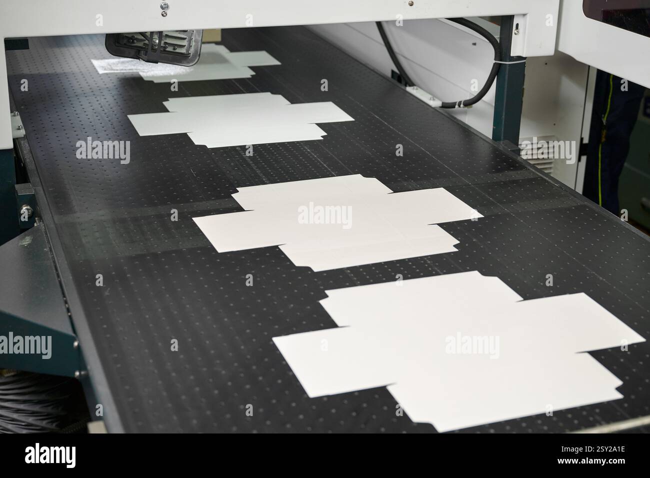 Efficient glue applicator working on flat surfaces in a modern ...