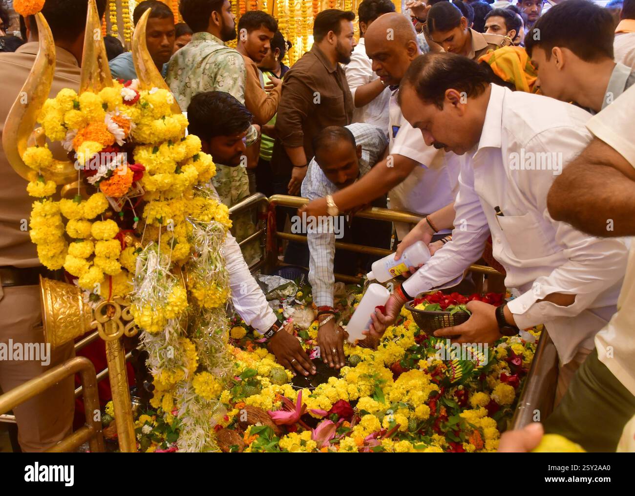 Mumbai: Devotees offer prayers to the Shiva linga at Babulnath Temple ...