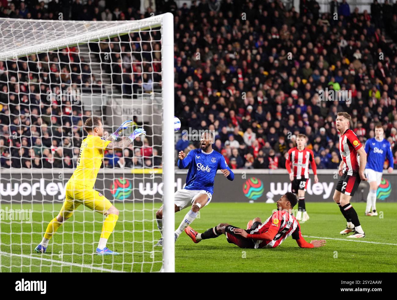 Everton's Beto attempts a shot on goal during the Premier League match ...