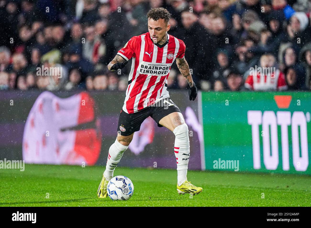 EINDHOVEN, NETHERLANDS - FEBRUARY 26: Noa Lang of PSV dribbles during ...