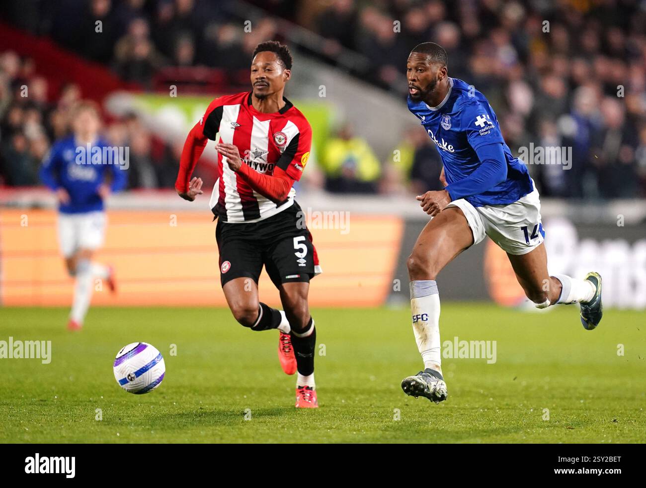 Brentford's Ethan Pinnock and Everton's Beto battle for the ball during ...