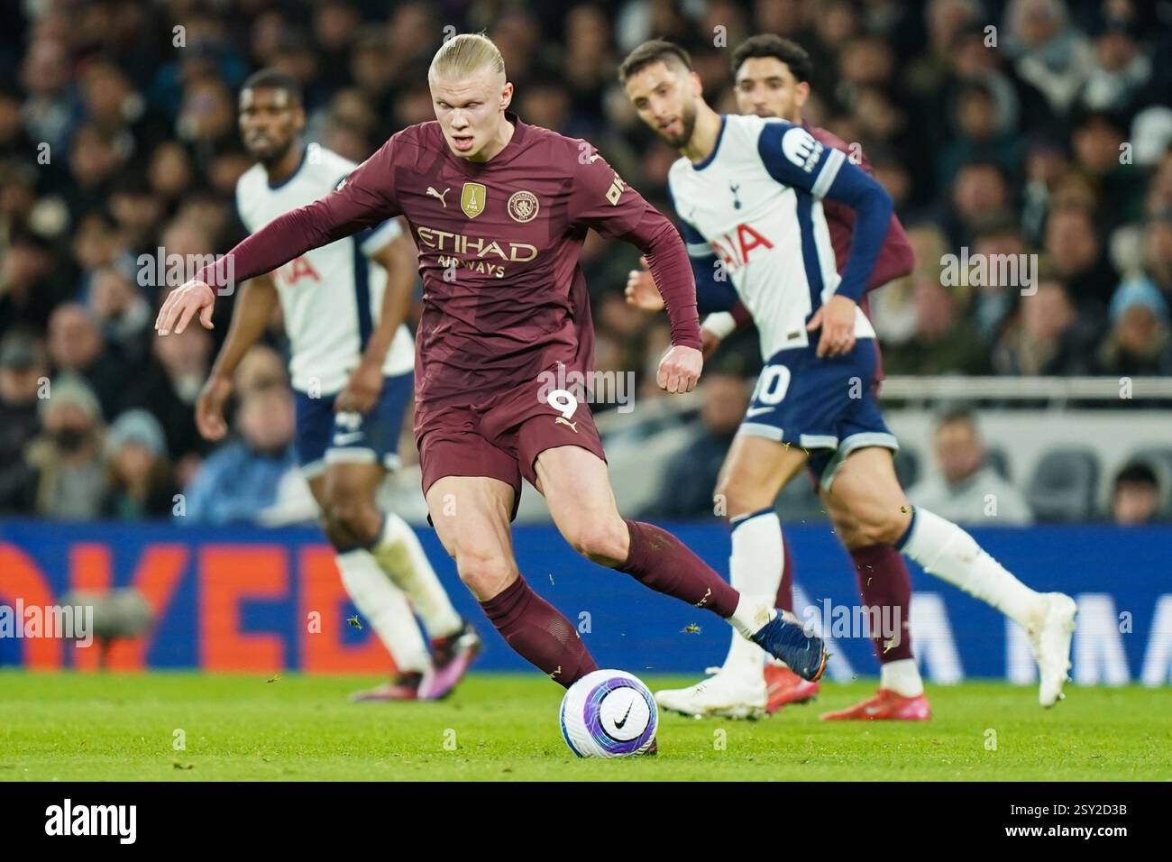 London, UK. 26th Feb, 2025. Erling Håland of Manchester City during the ...