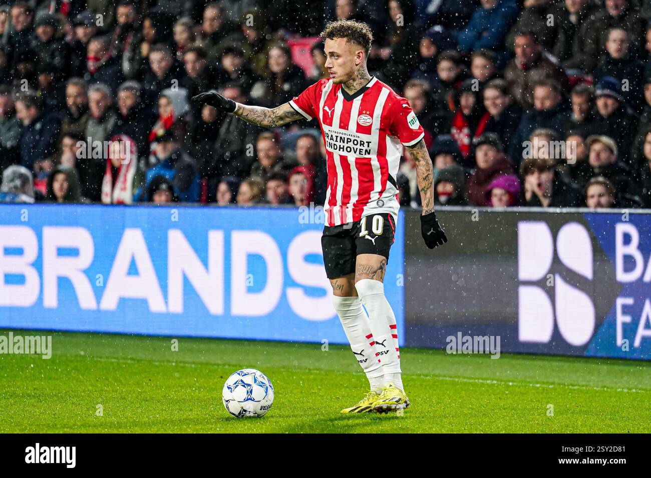 EINDHOVEN, NETHERLANDS - FEBRUARY 26: Noa Lang of PSV dribbles during ...